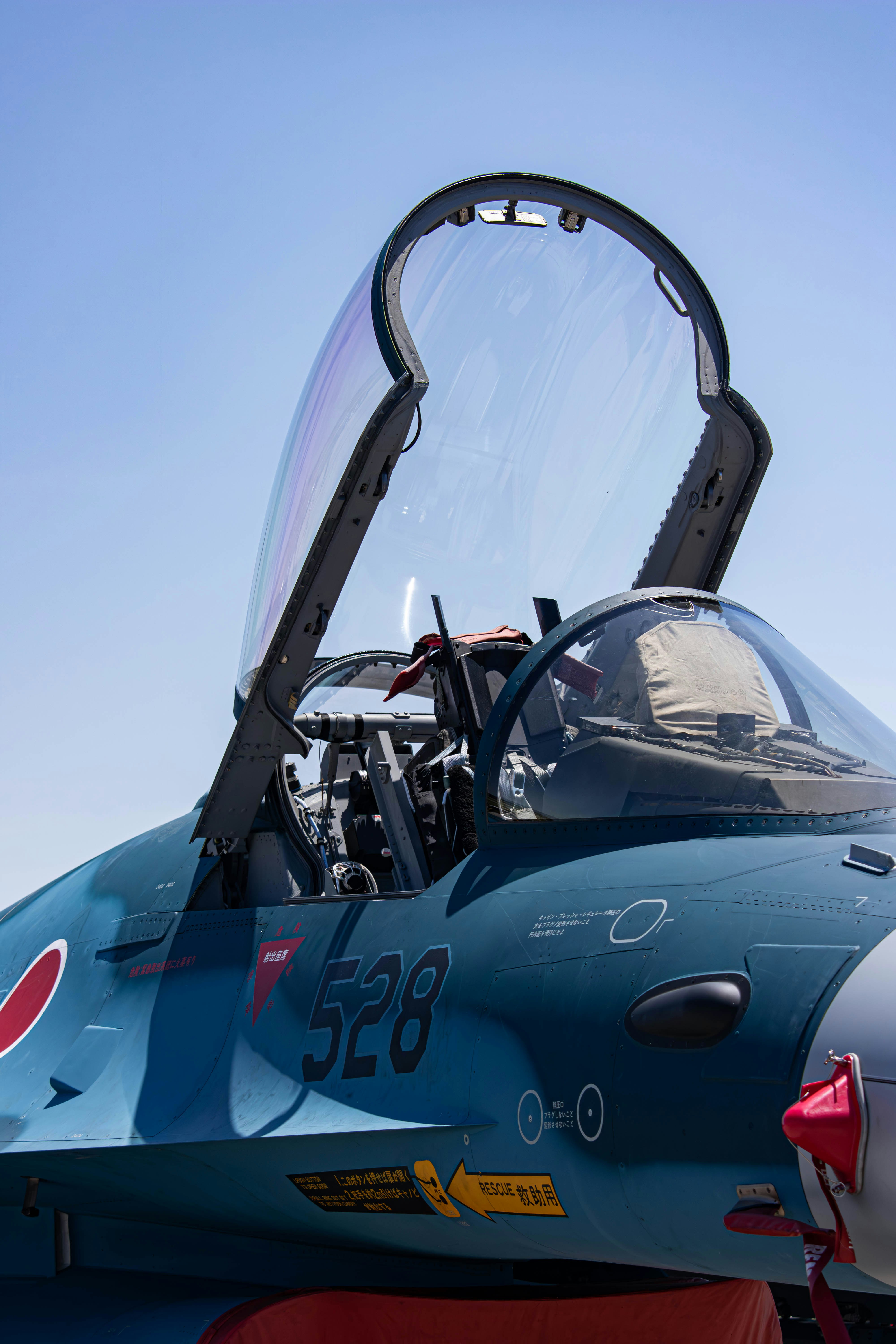The cockpit of a fighter jet with the door open photo – Free 日本 ...