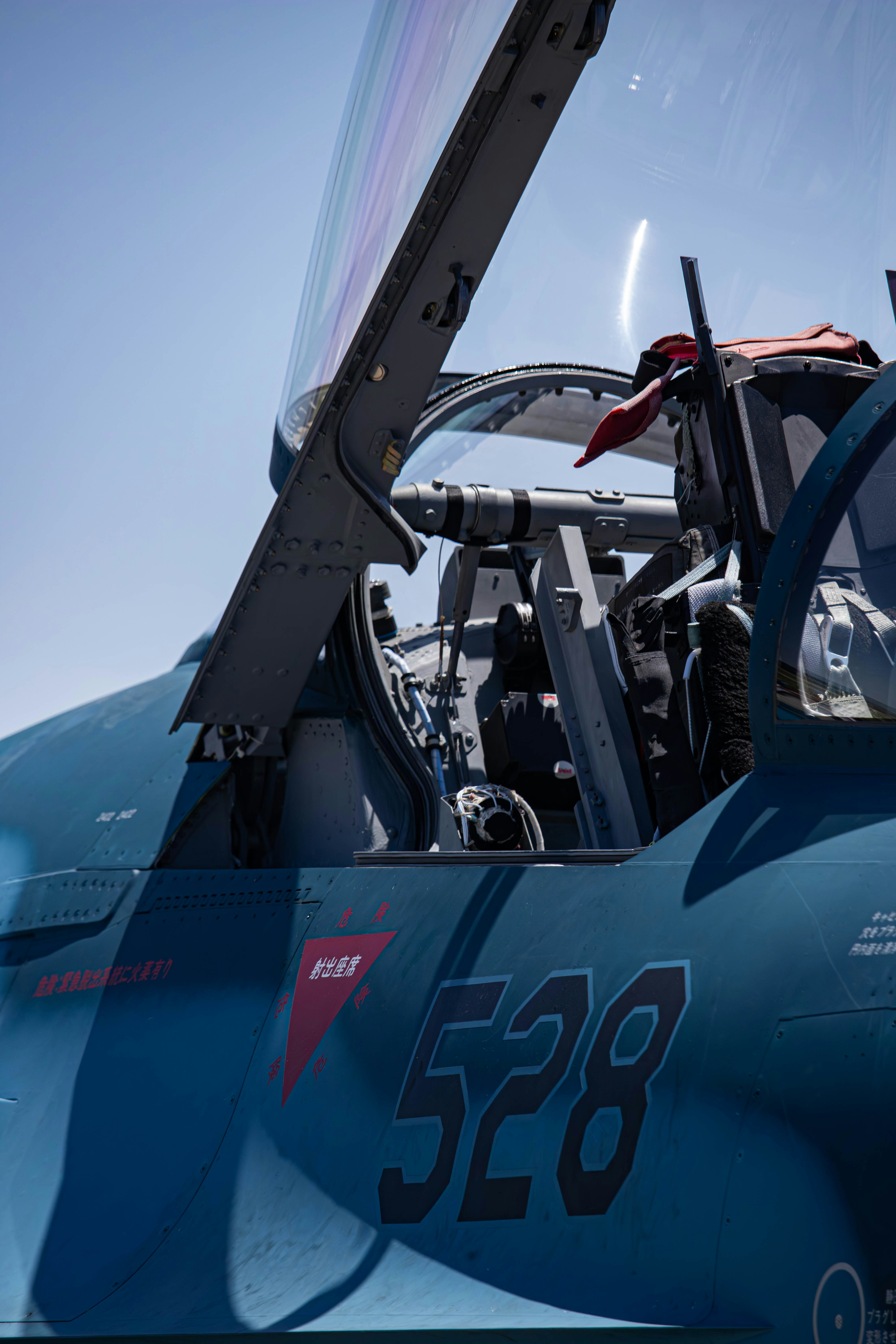 The cockpit of a fighter jet with the door open photo – Free 日本 ...