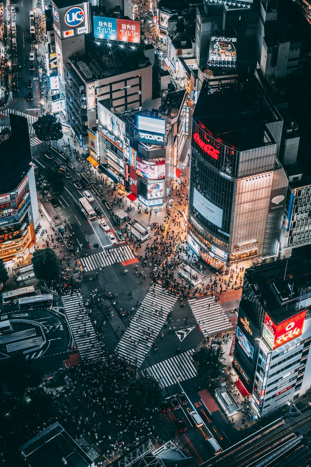 Une vue aérienne d’une ville la nuit photo – Image gratuite de Imeuble ... Une vue aérienne d’une ville la nuit photo – Image gratuite de Imeuble ...