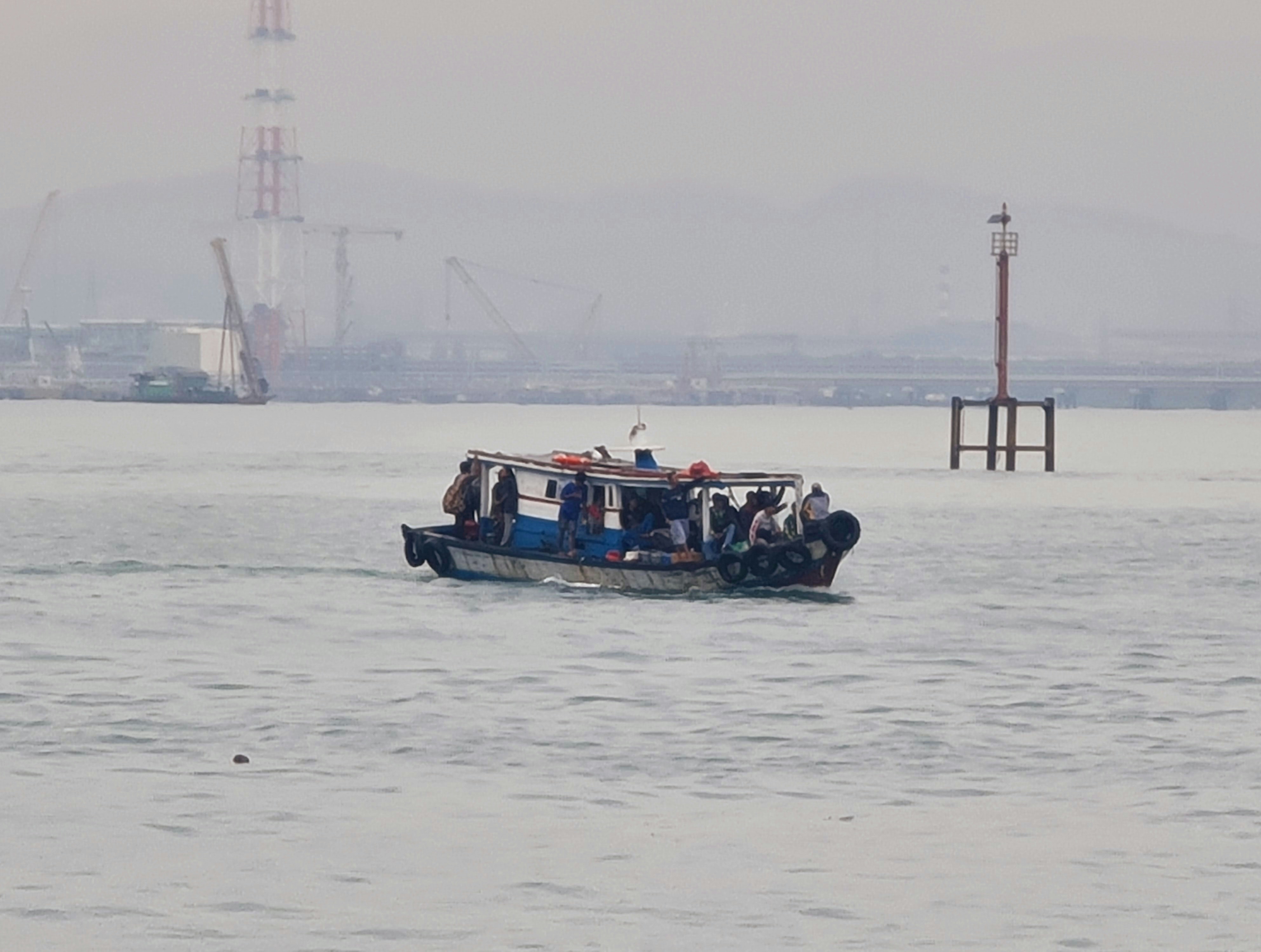 A group of people on a boat in the water photo – Free Imigration Image on Unsplash
