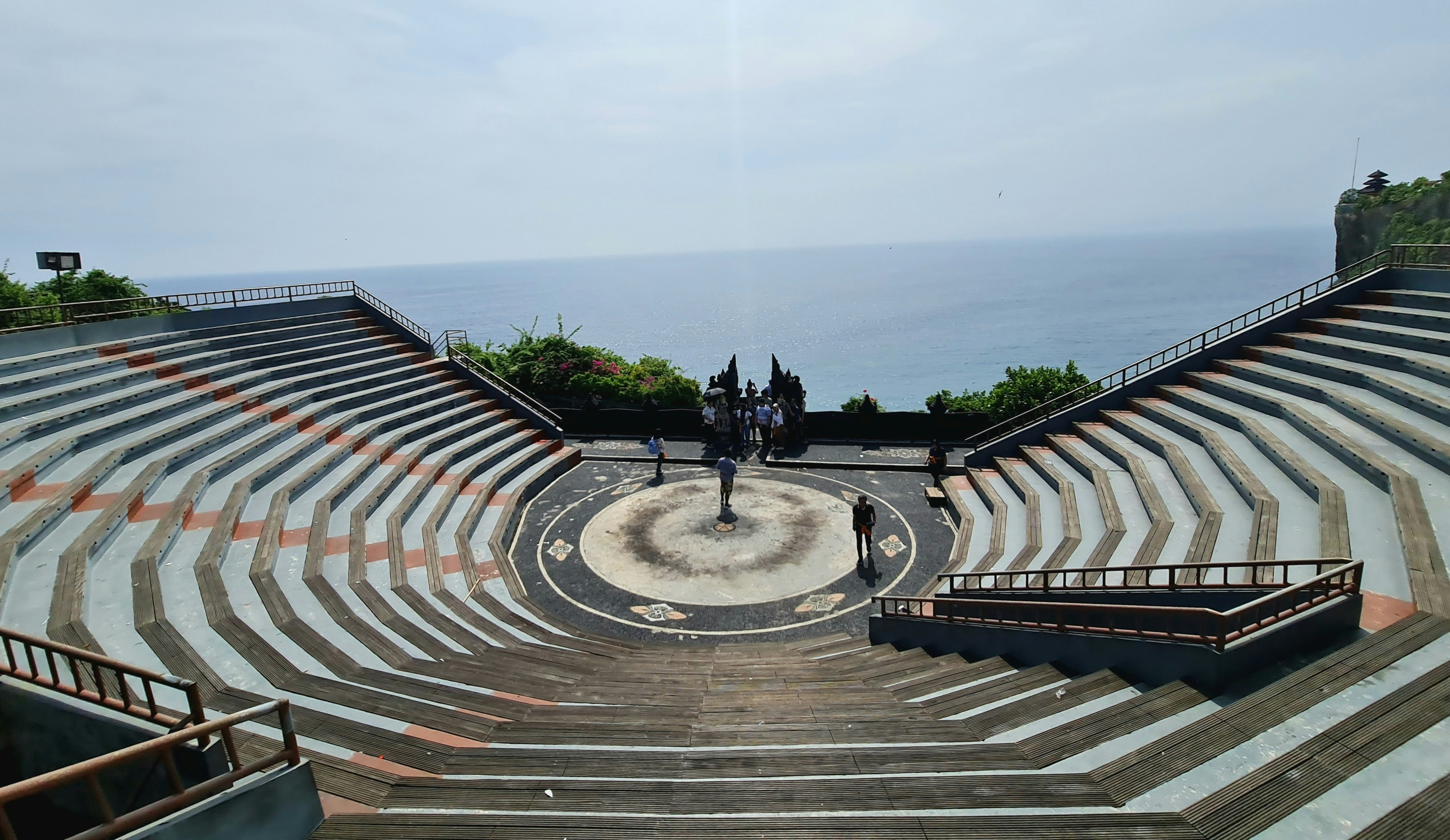 A view of a stage from the top of a hill photo – Free Human Image on Unsplash