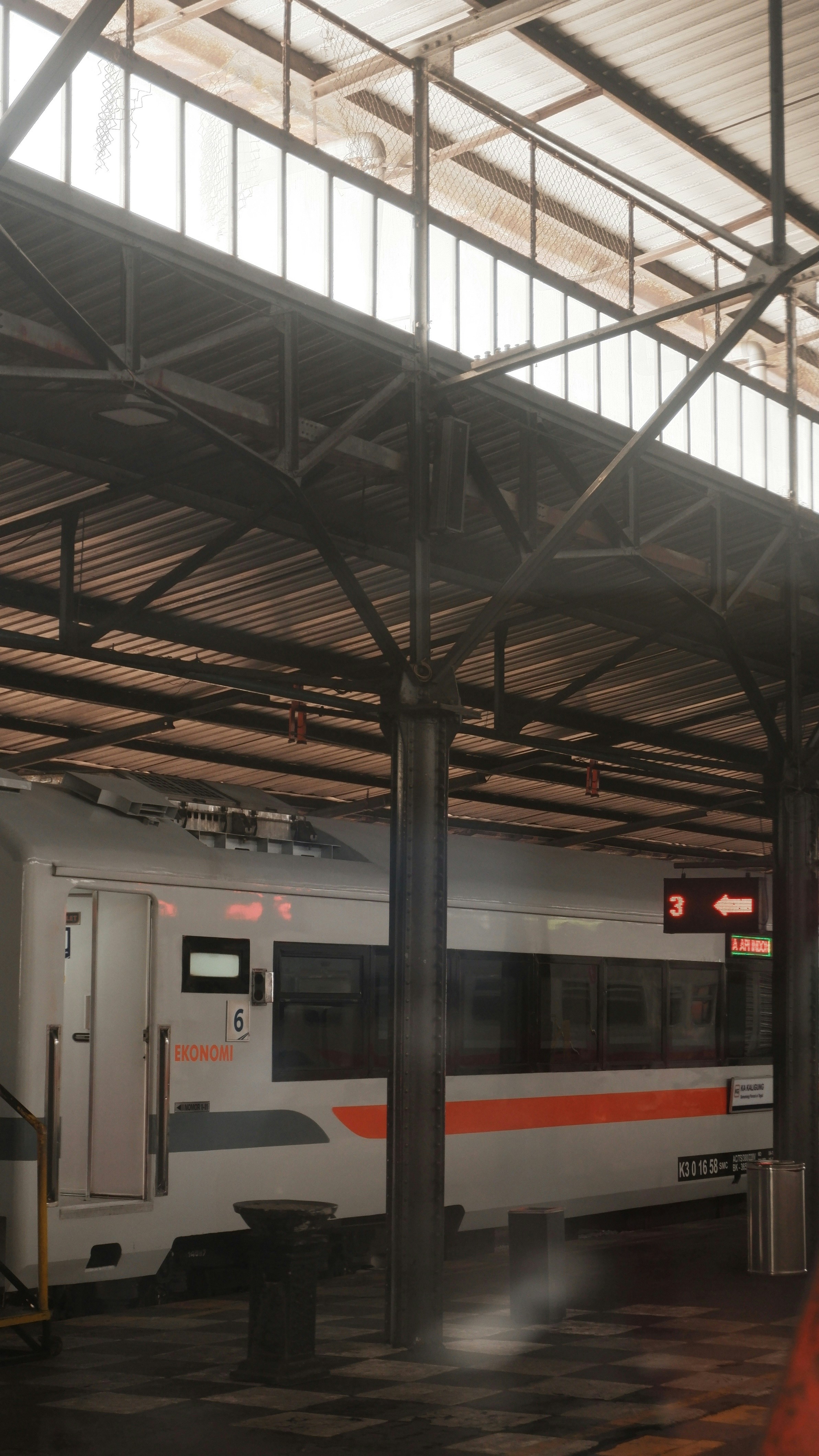 Un train garé dans une gare à côté d’un quai de chargement photo ...