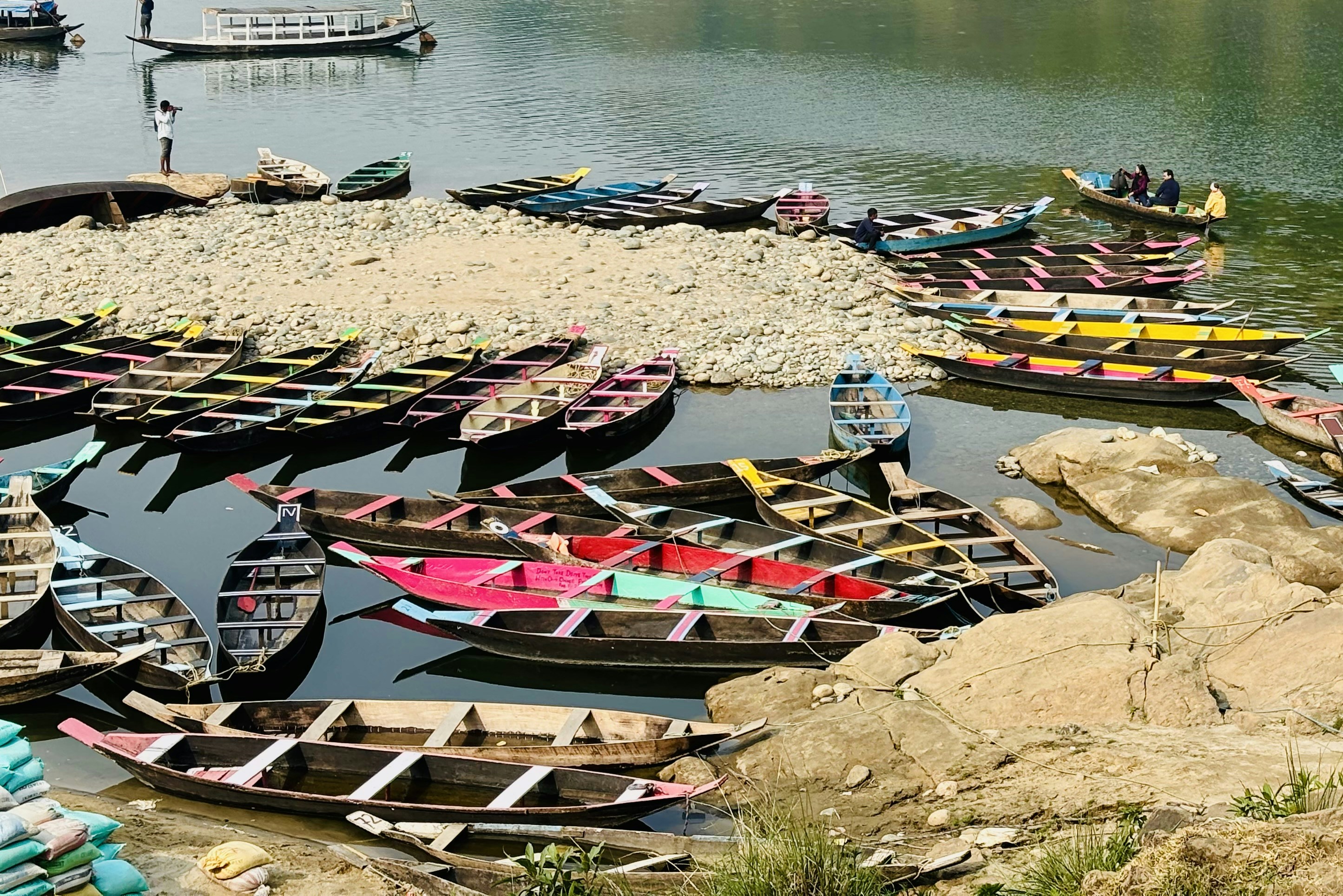 Un montón de botes que están sentados en el agua foto – Imagen de Río ...