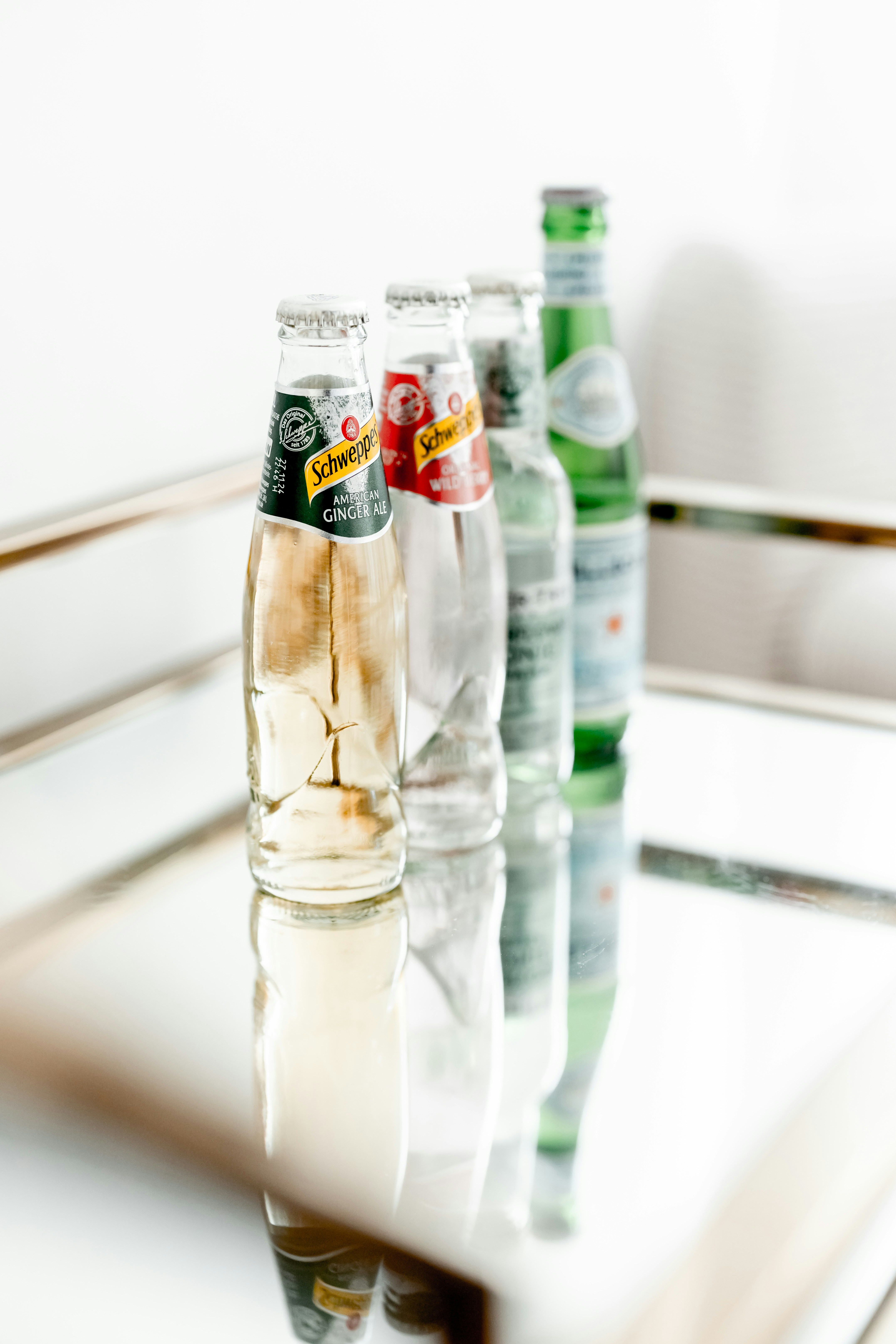 Una fila de botellas vacías encima de una mesa foto – Imagen de Minibar ...