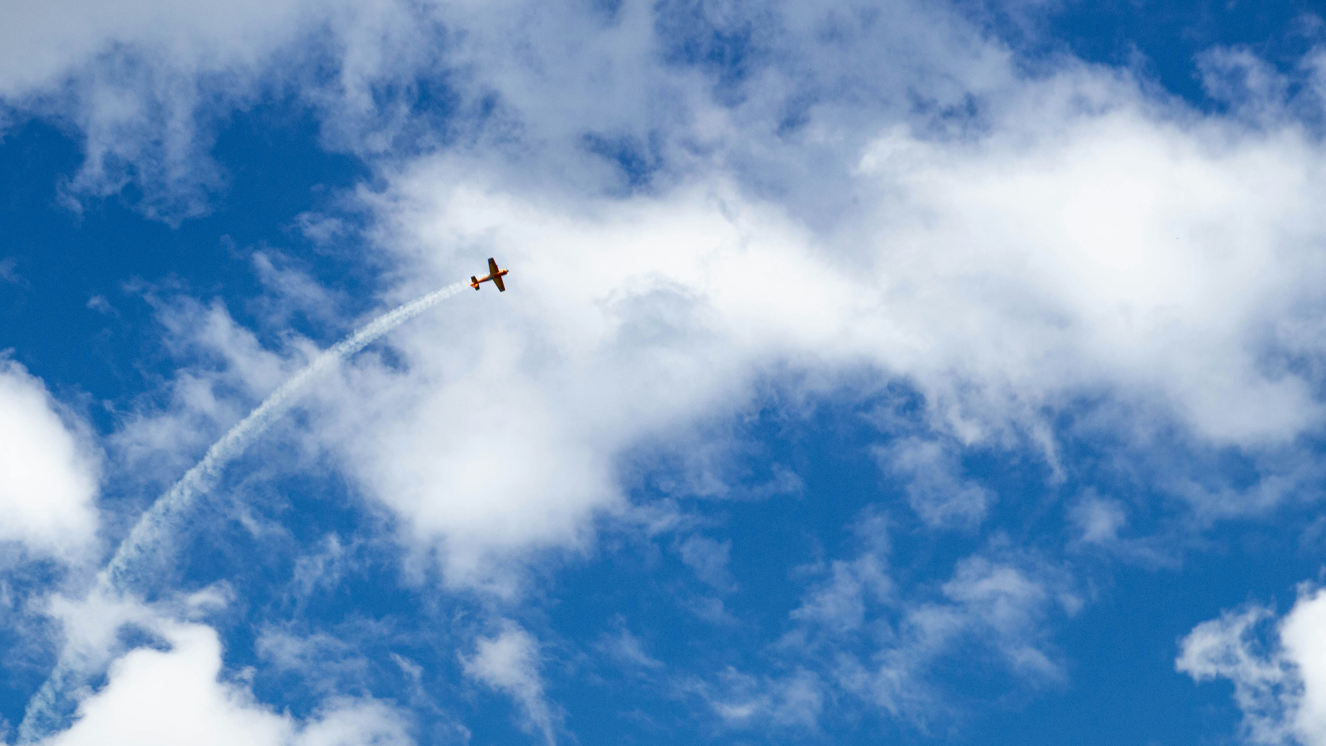 Un avión vuela alto en el cielo foto – Imagen de Papel tapiz gratuita ...