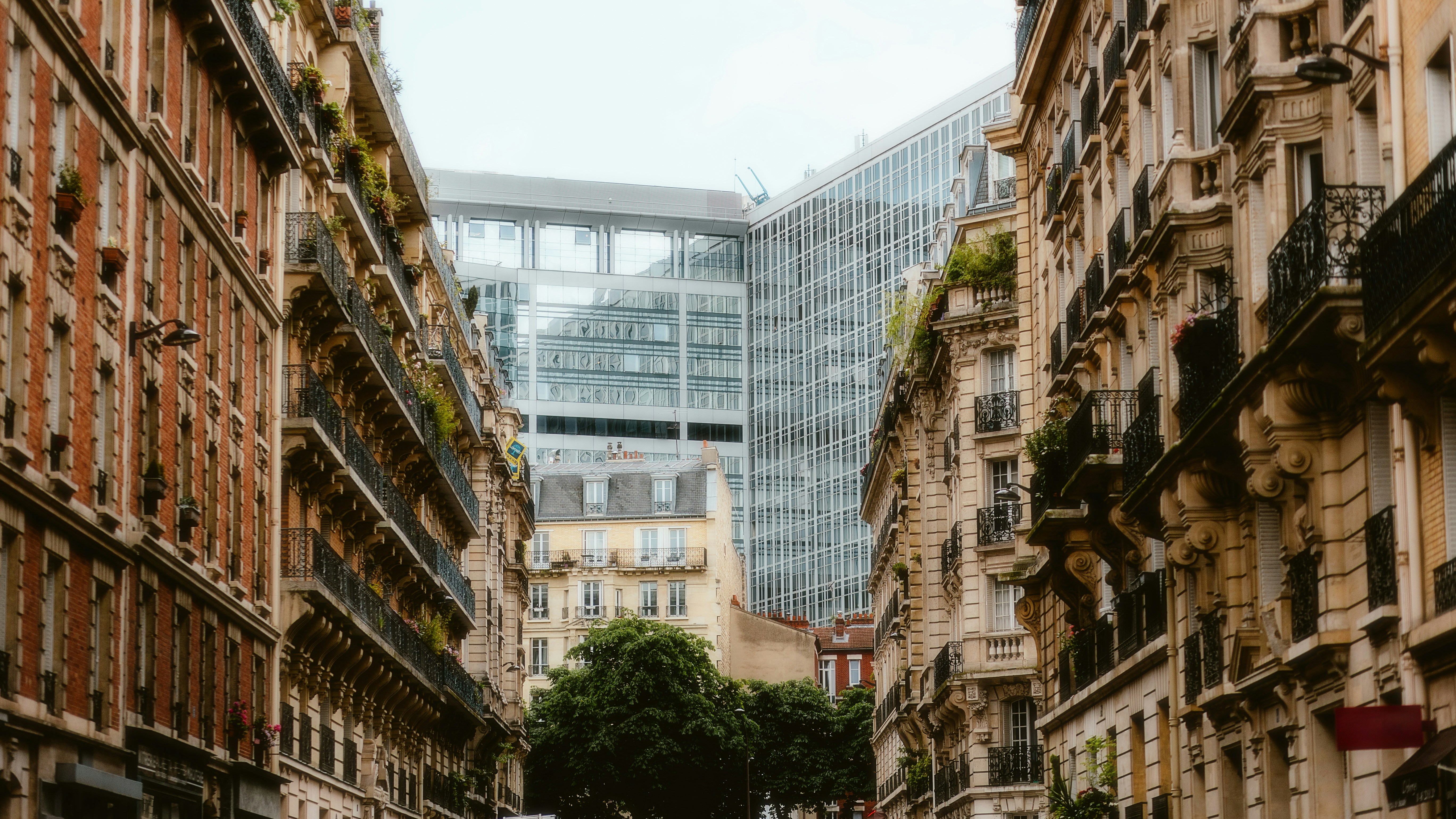 A narrow city street lined with tall buildings photo – Free Paris Image ...