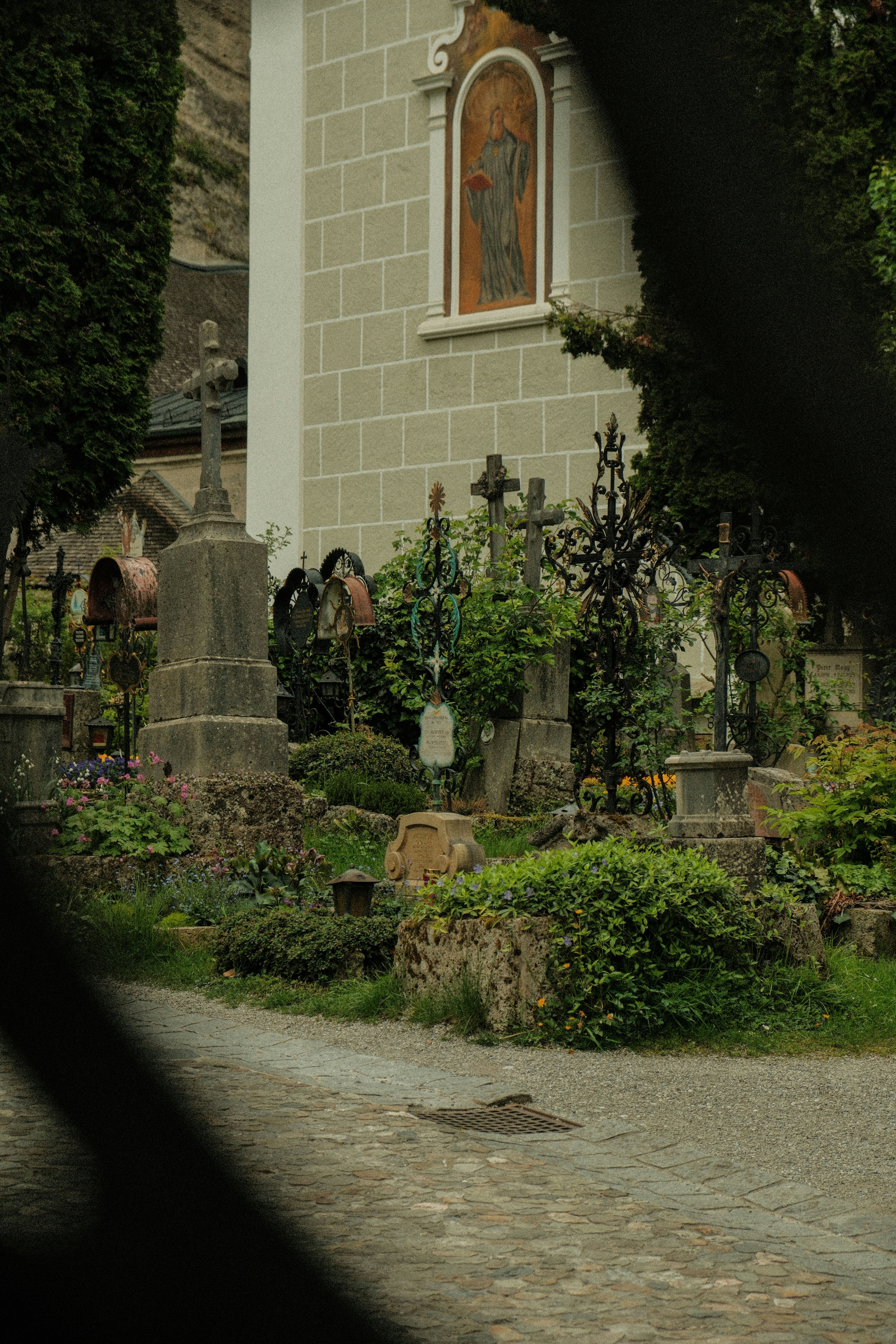 a church with a statue of a woman in the windowAlex Presa