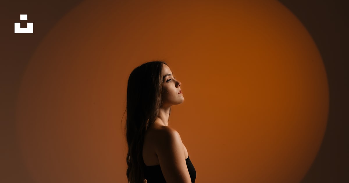 Una Mujer Con Un Leotardo Negro Posa Para Una Foto Foto Imagen De