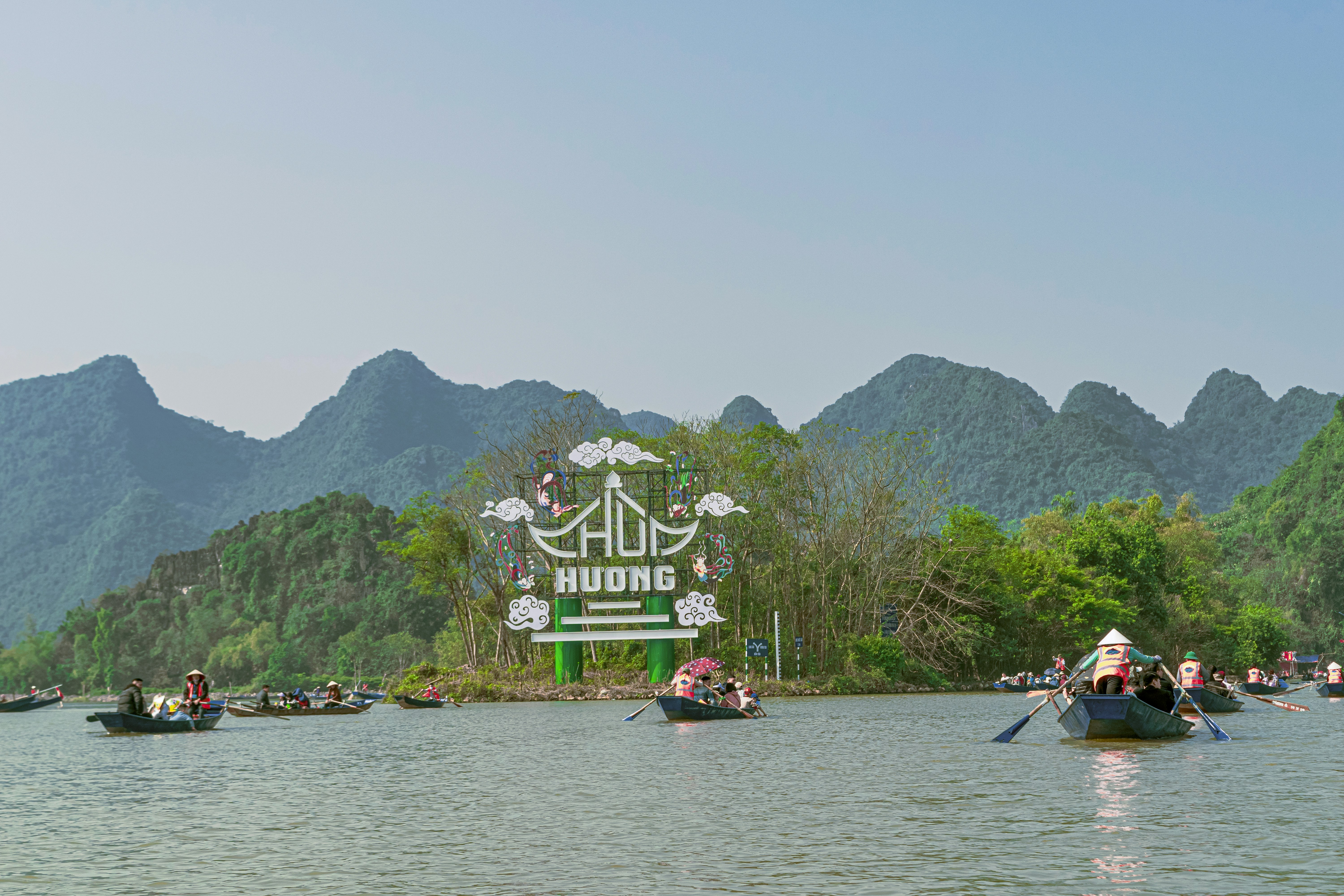 A group of people riding on top of boats on a lake photo – Free River ...