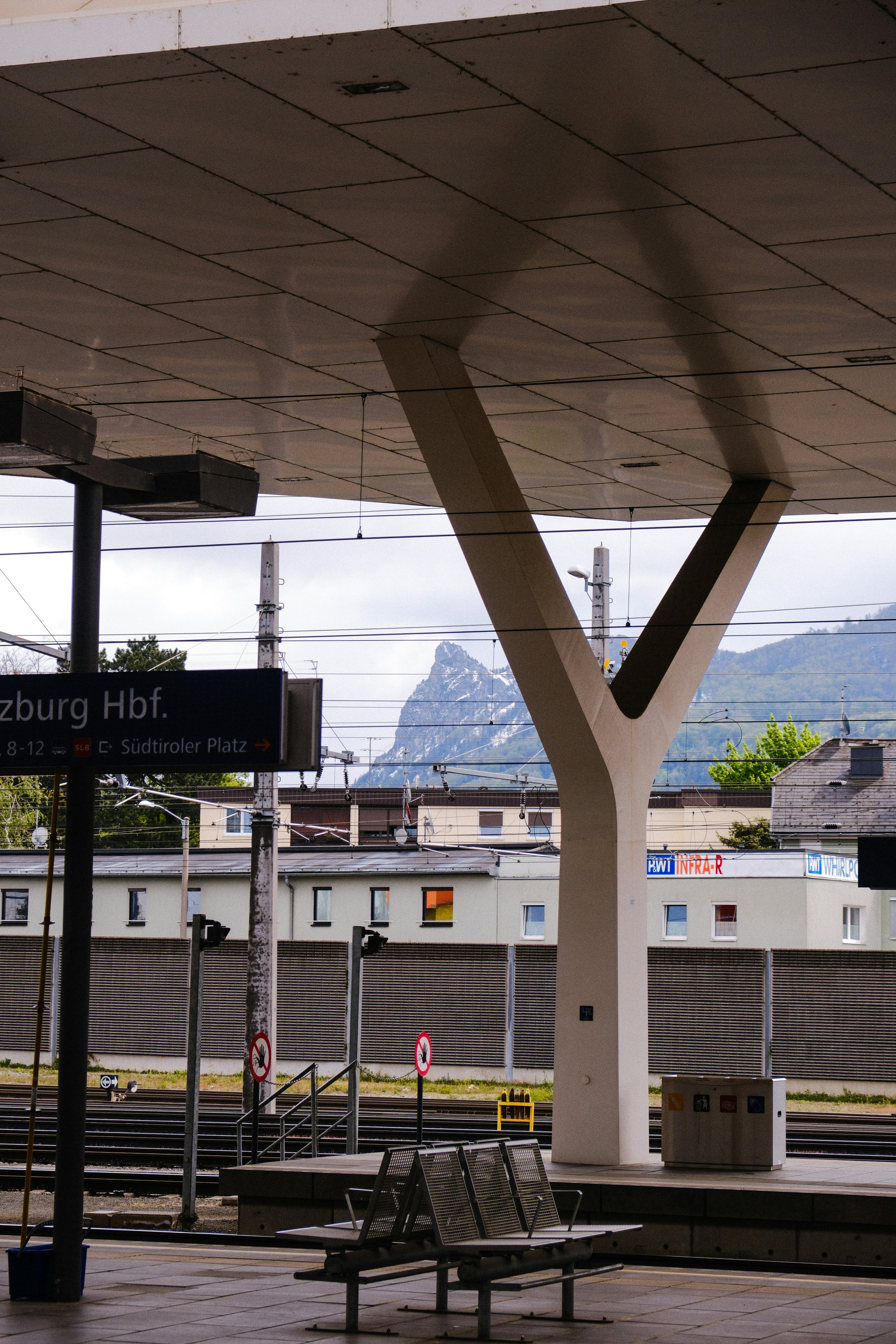 Y-Frame at Salzburg Hbf: Concrete Geometry Framing an Alpine Backdrop