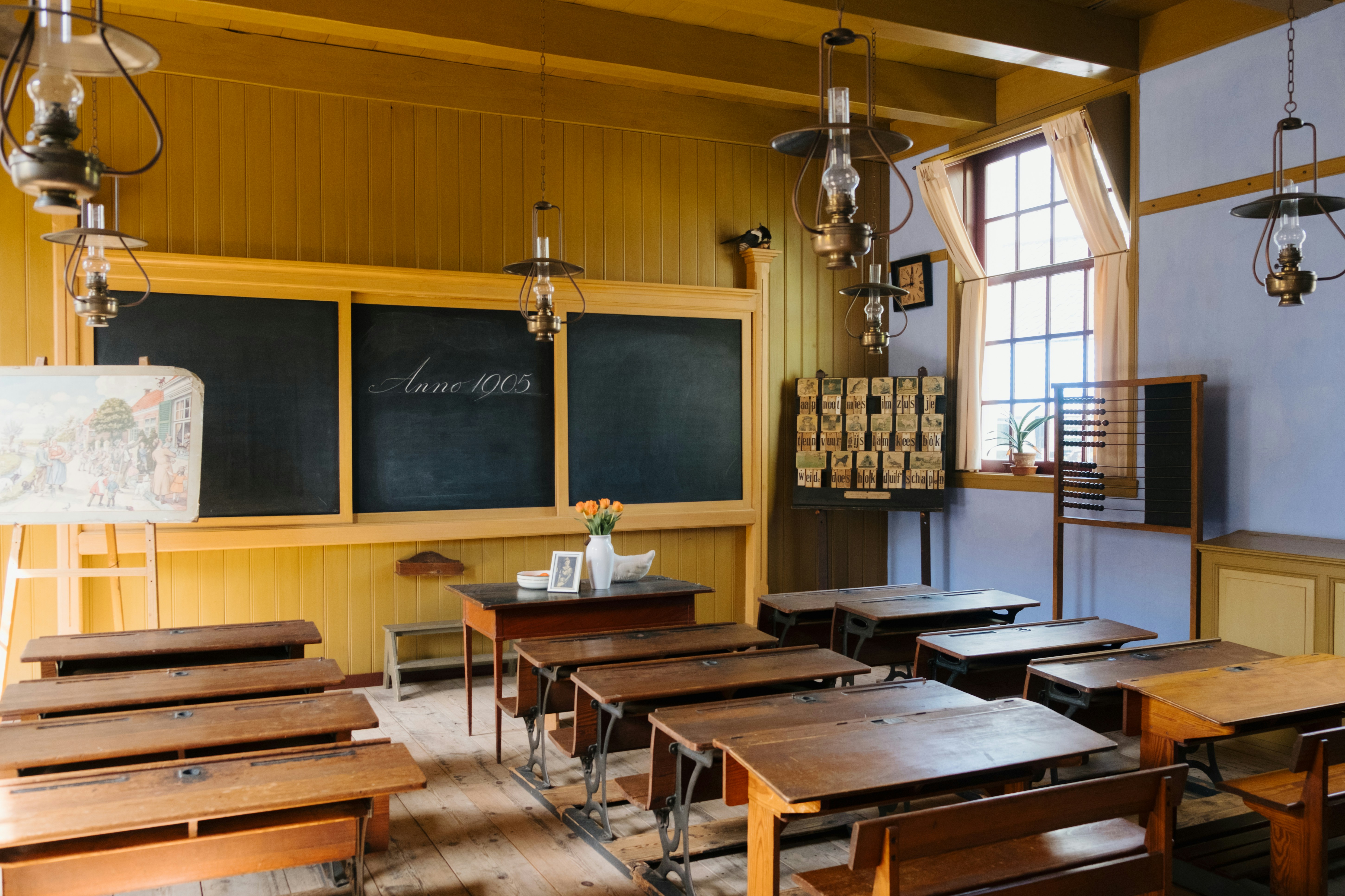 A classroom with wooden desks and a chalkboard photo – Free Exhibition ...