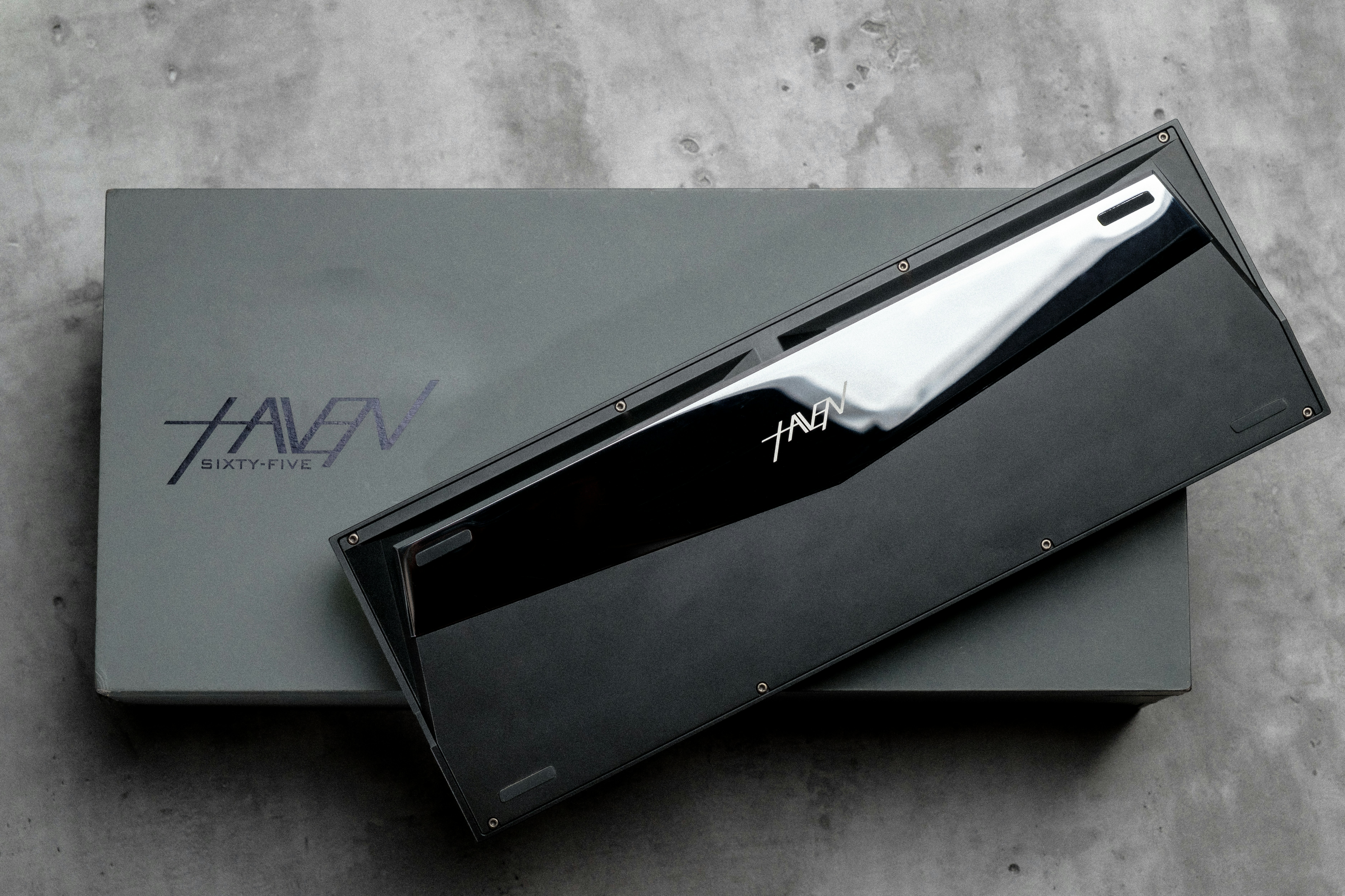 A black box sitting on top of a gray box photo – Free Setup pc gaming ...