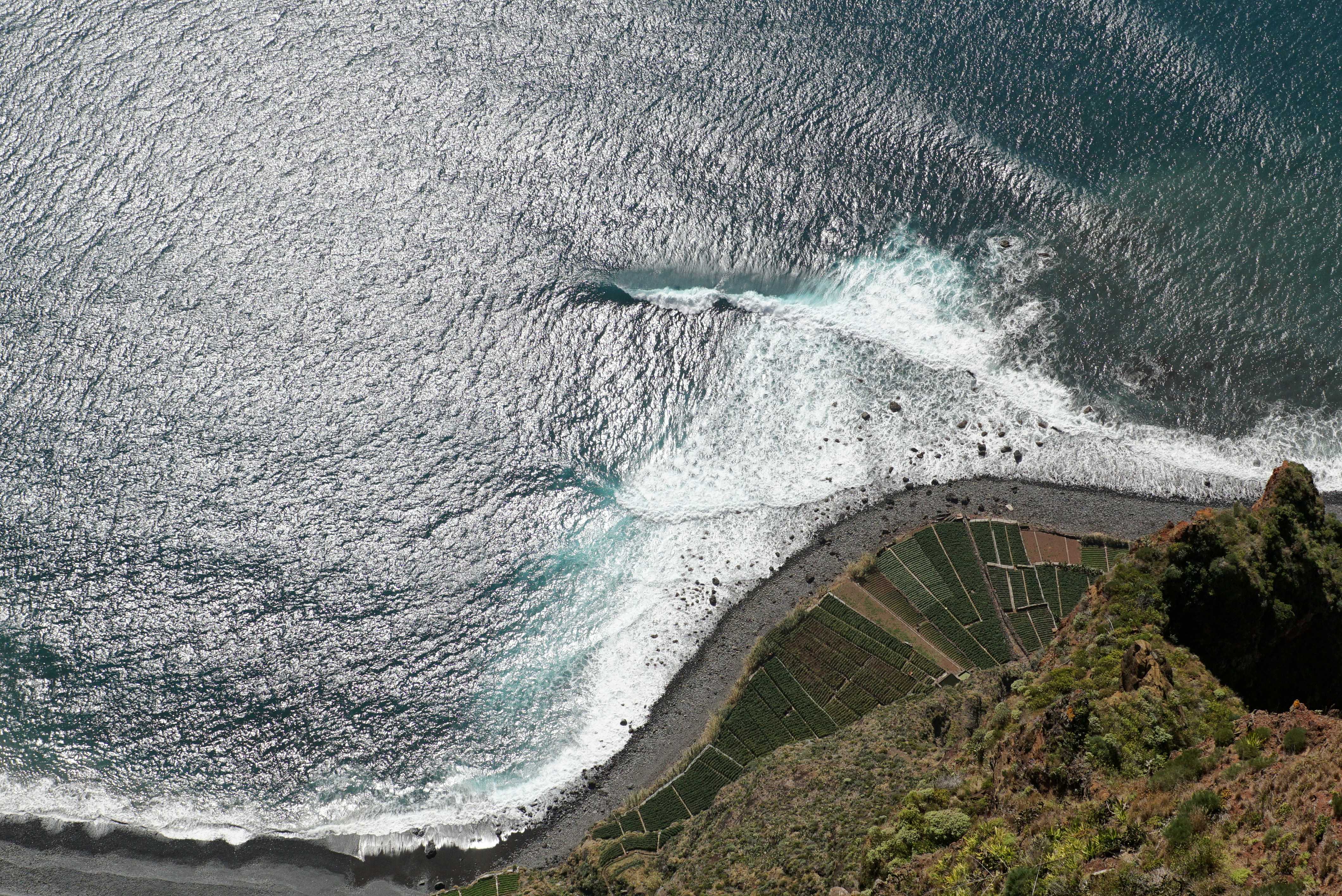 An aerial view of a beach and ocean photo – Free Strand Image on Unsplash