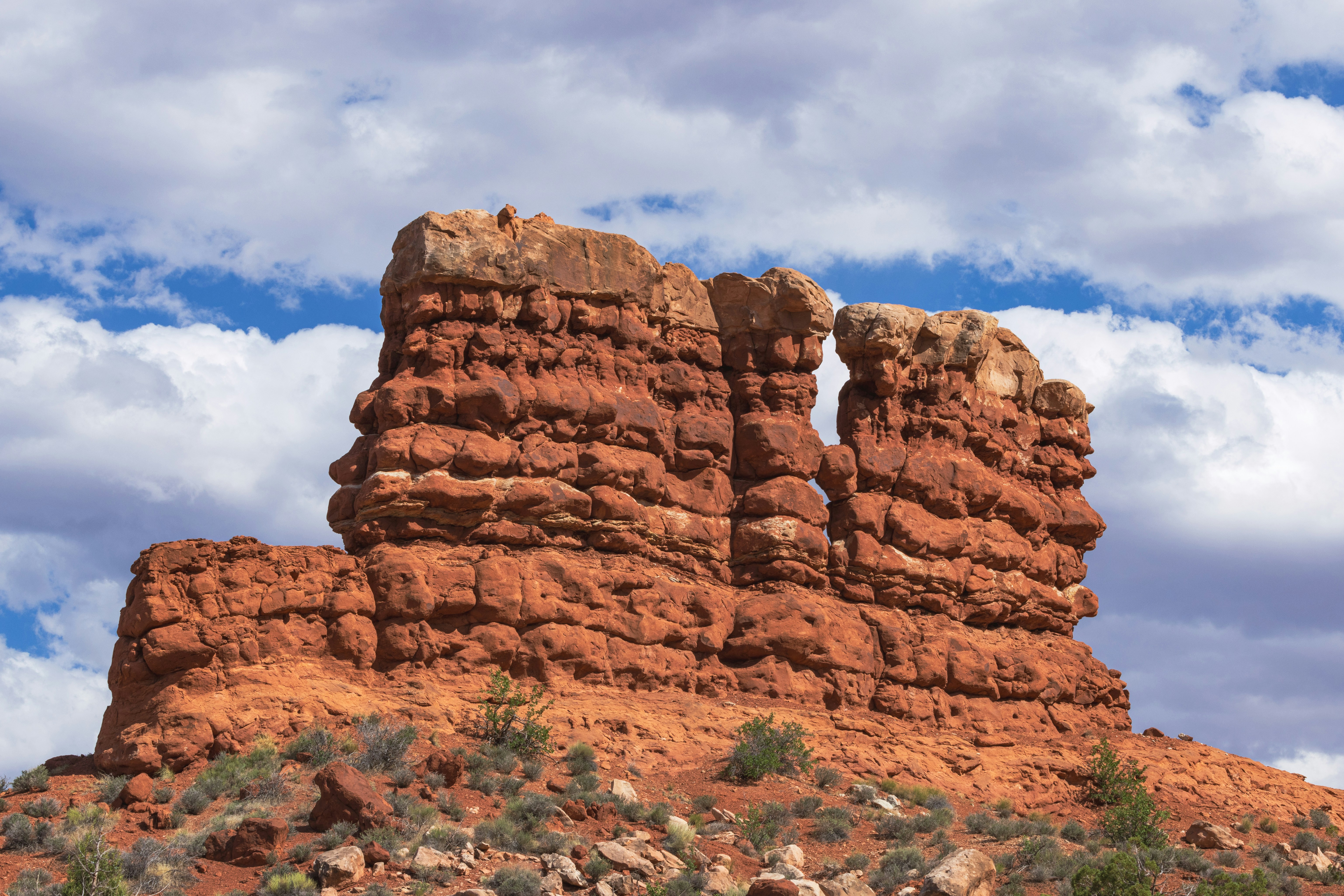 Une grande formation rocheuse au milieu d’un désert photo – Image ...