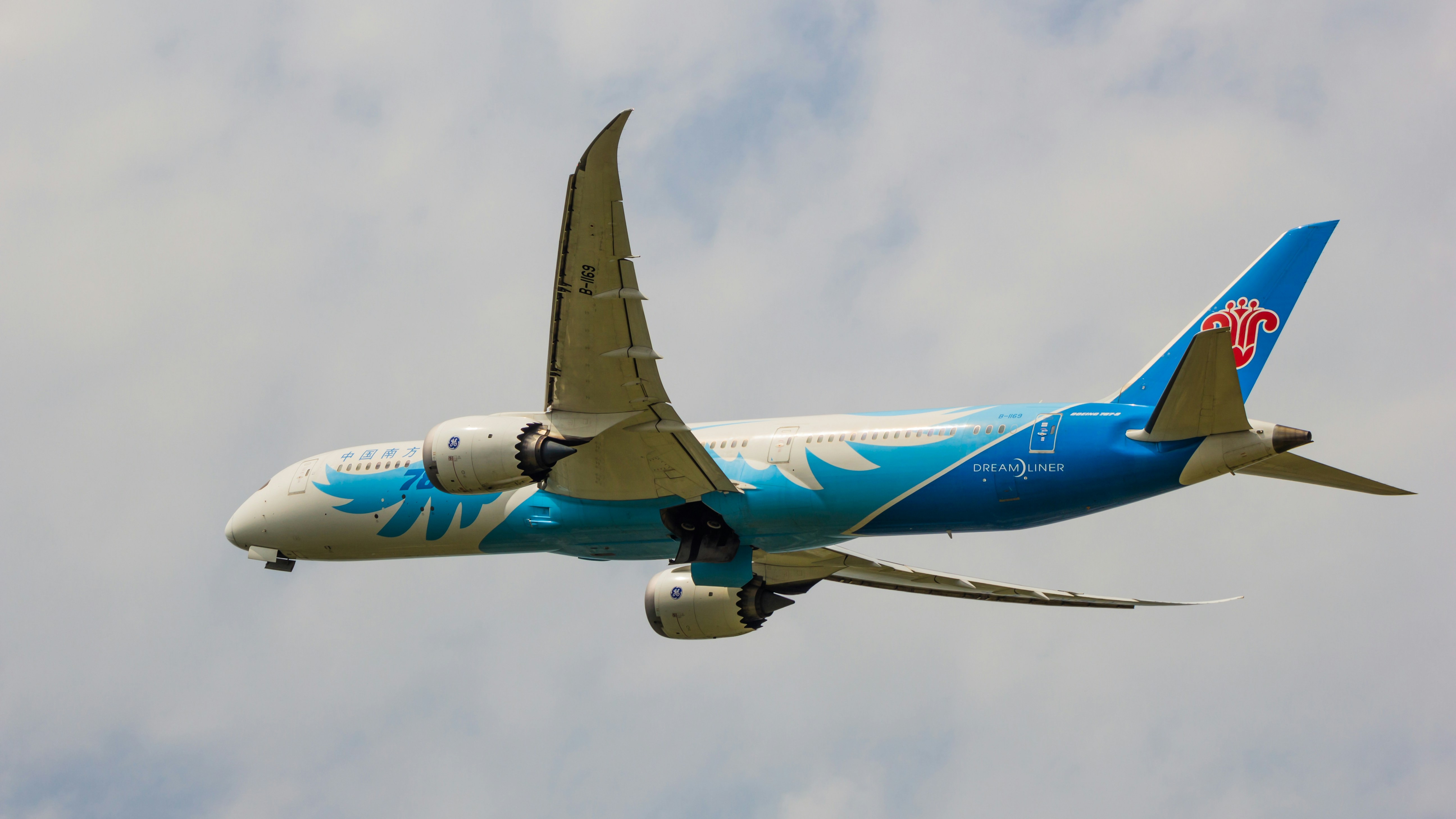 A blue and white airplane flying in the sky photo – Free Aircraft Image ...