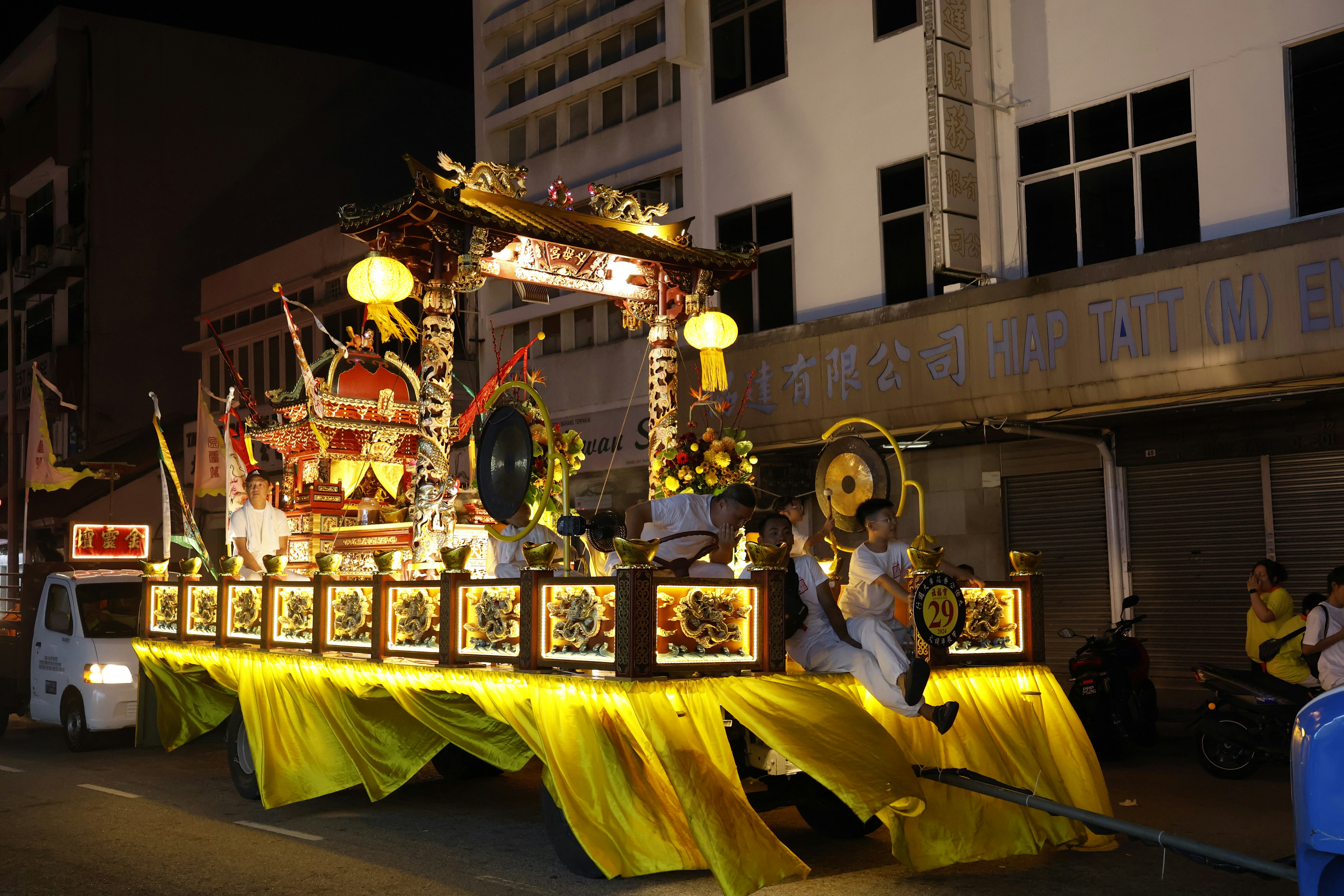 A float with people riding on it in a parade photo – Free Georgetown ...