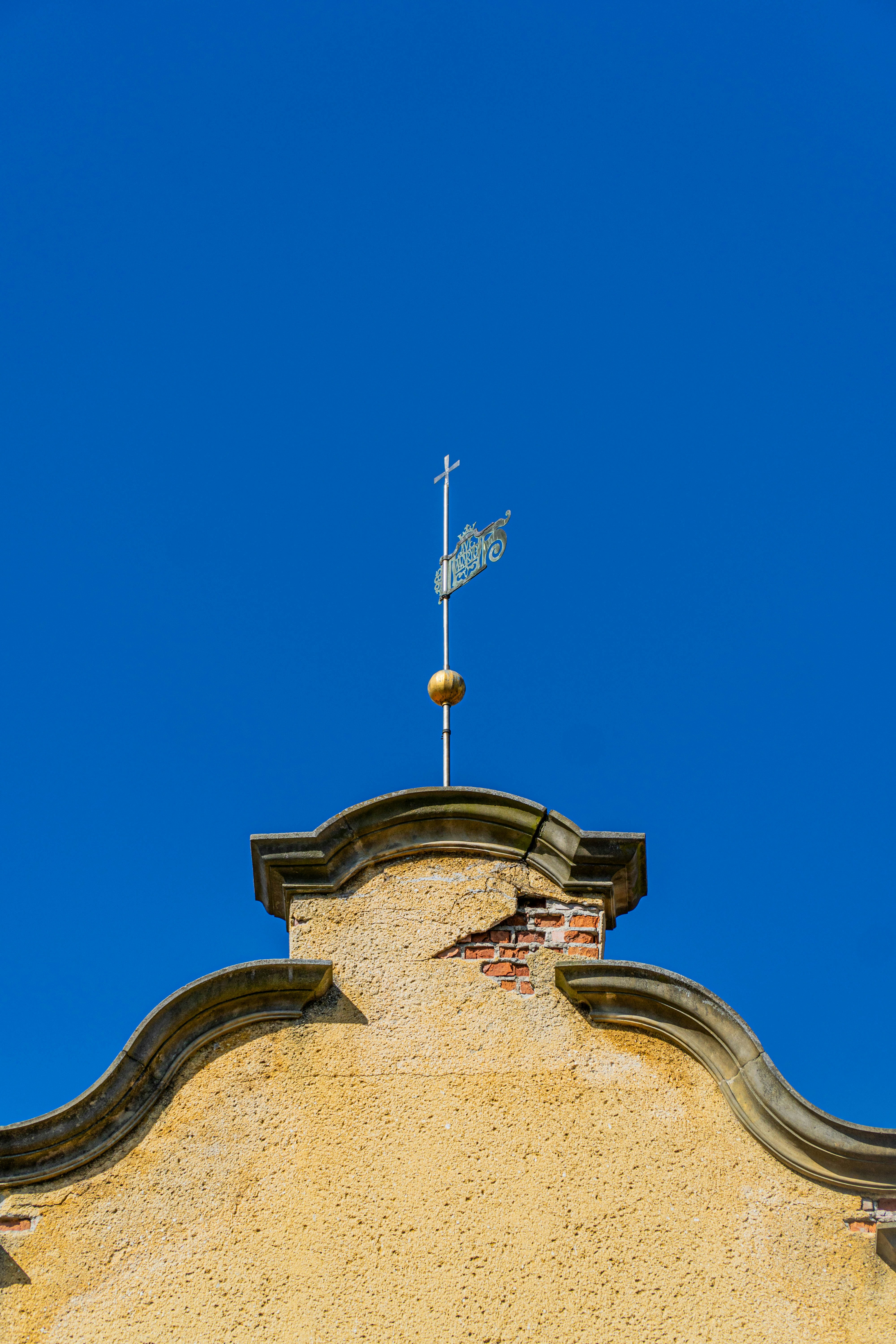 Weather Vane Crown: A Quiet Architectural Moment Beneath a Pristine Blue Sky