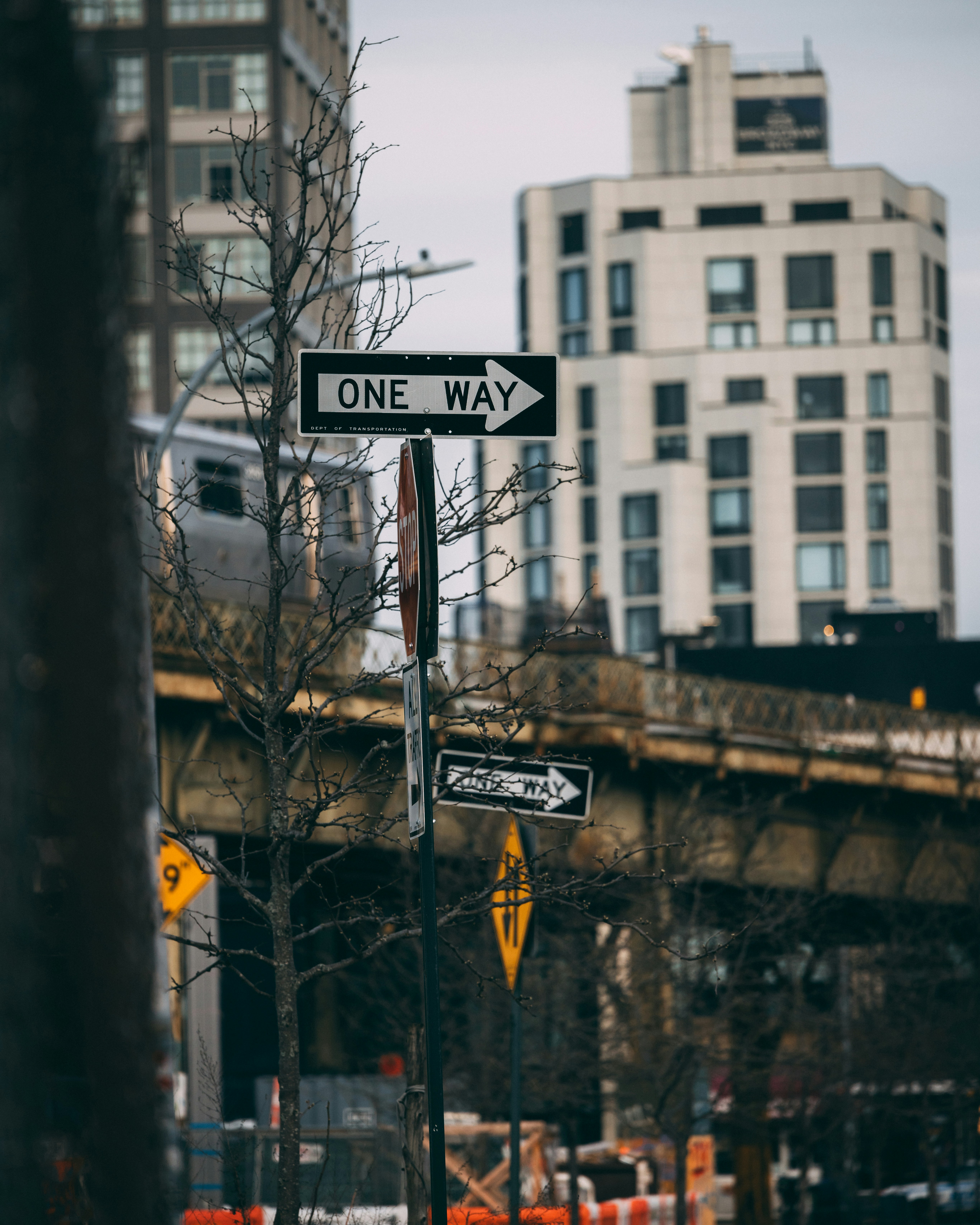 A one way sign on a street corner photo – Free Ee. uu. Image on Unsplash
