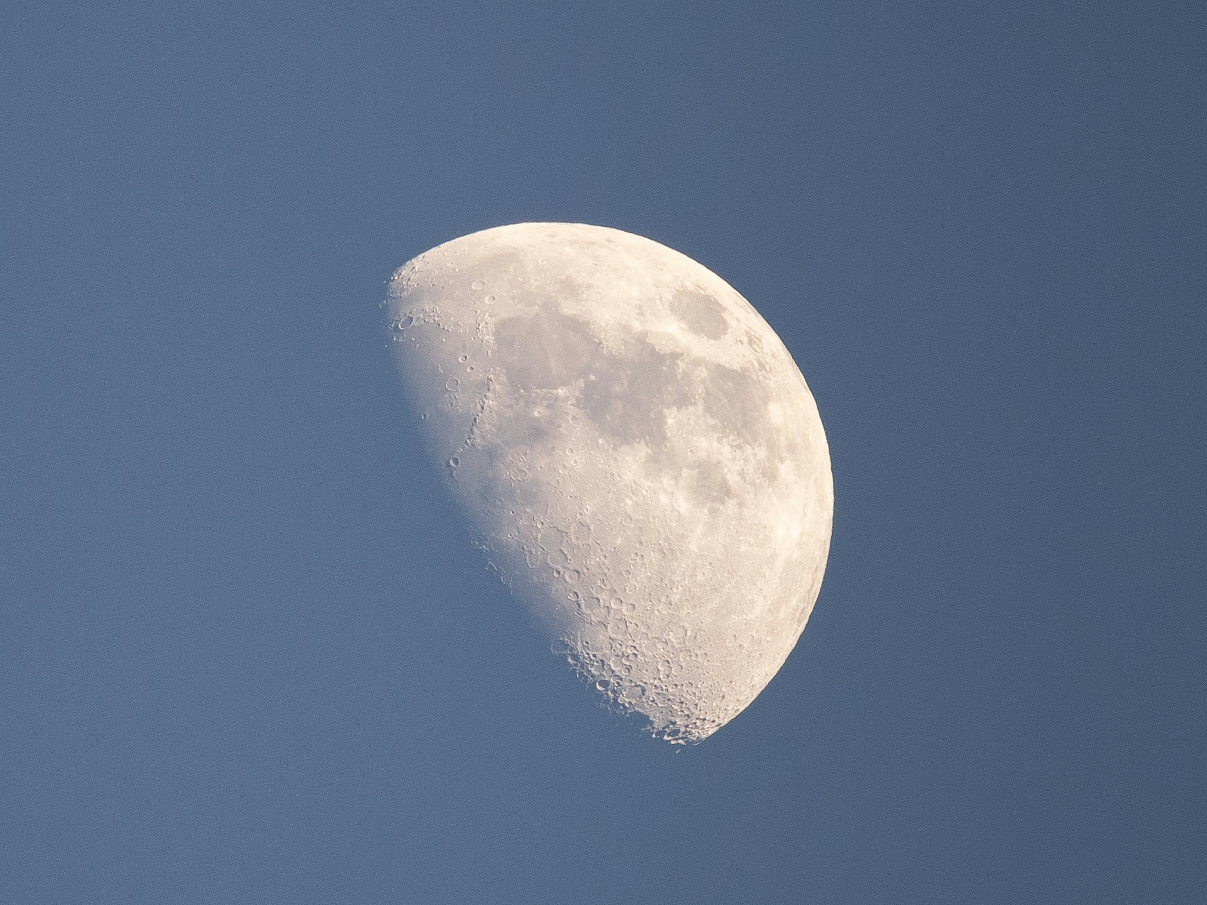 Uma meia lua em um céu azul claro foto – Imagem grátis sobre Lua na ...