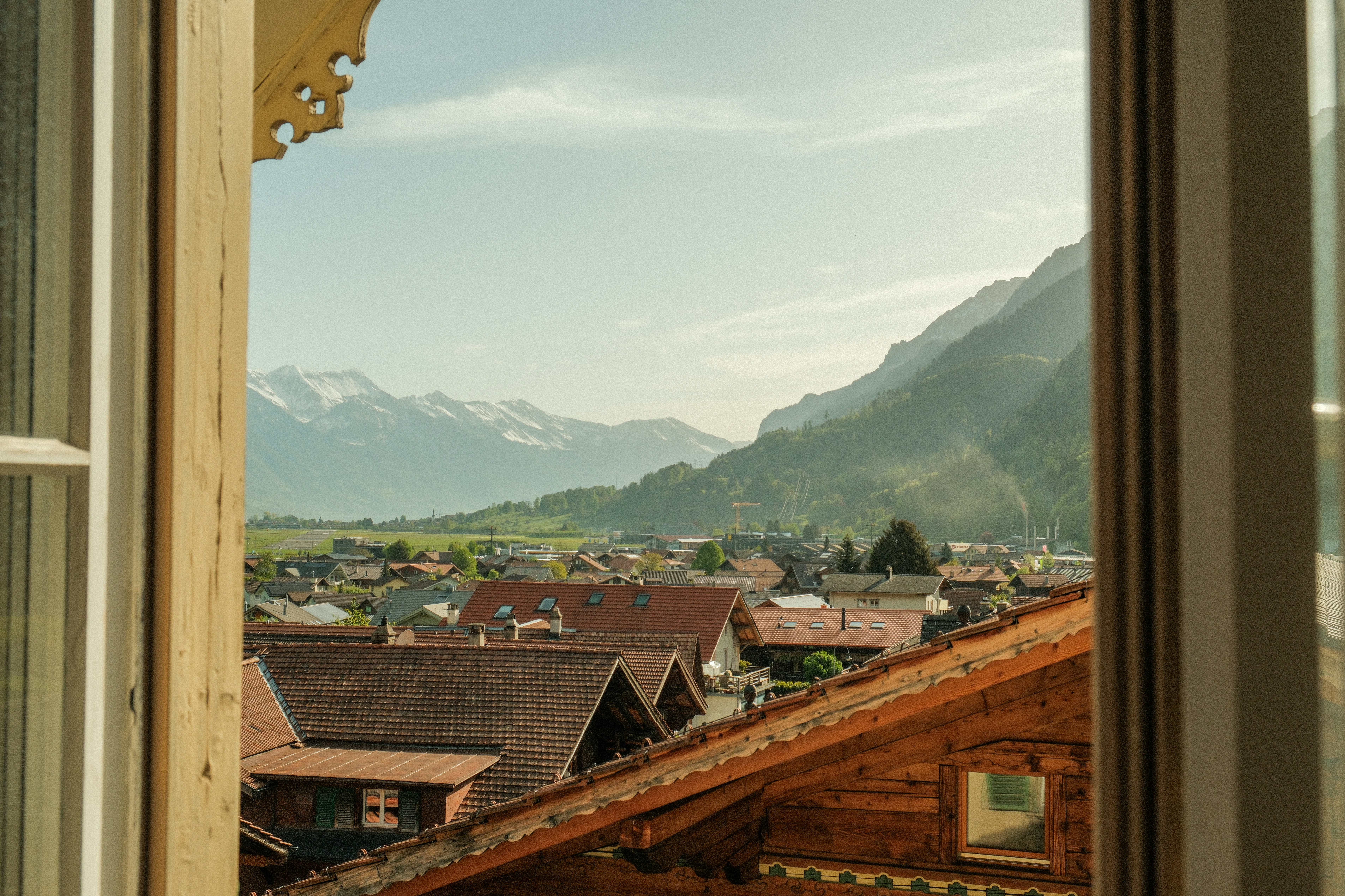 A view of a village from a window photo – Free Mountains Image on Unsplash
