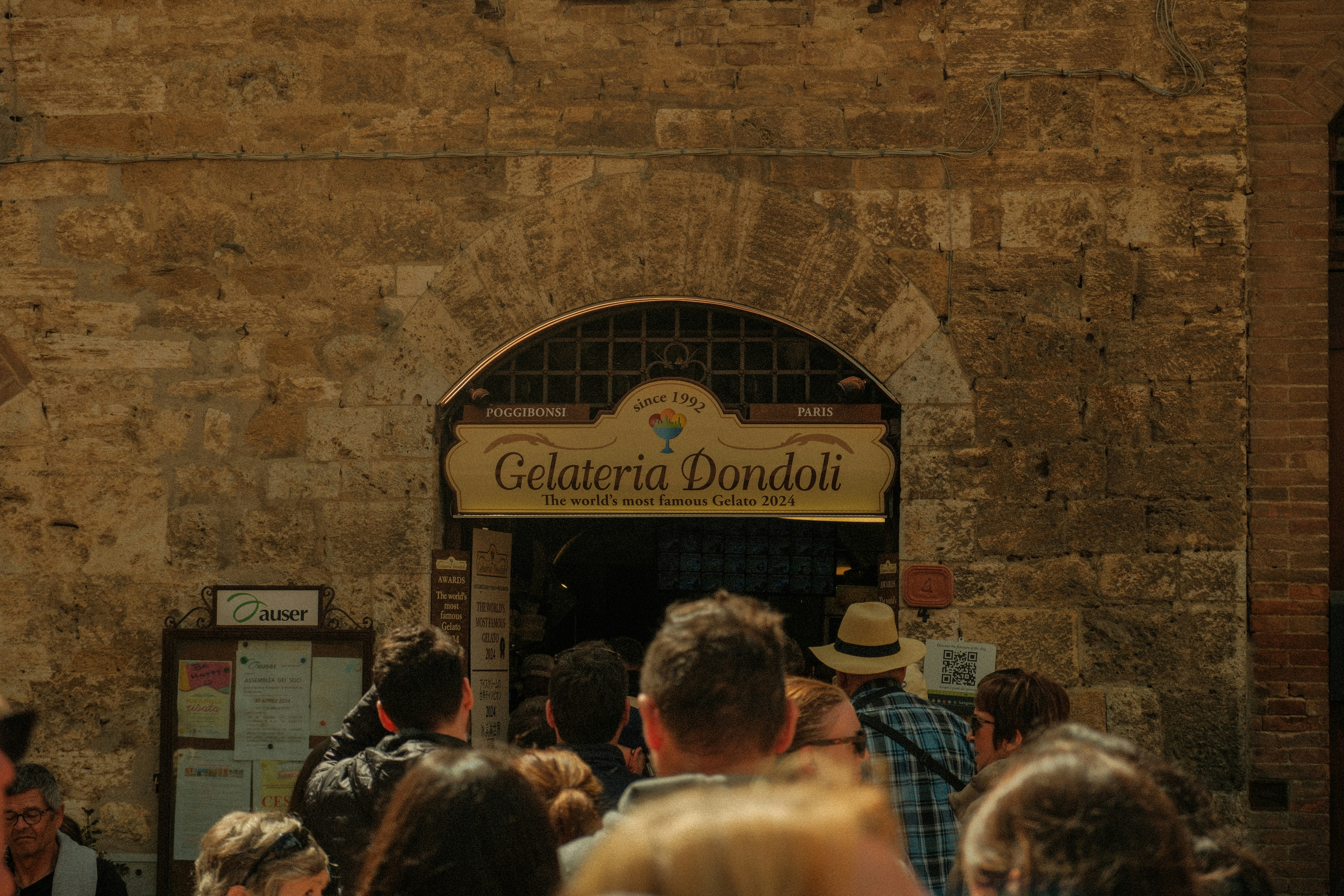 Under the Brick Arch: a bustling queue at Gelateria Dondoli
