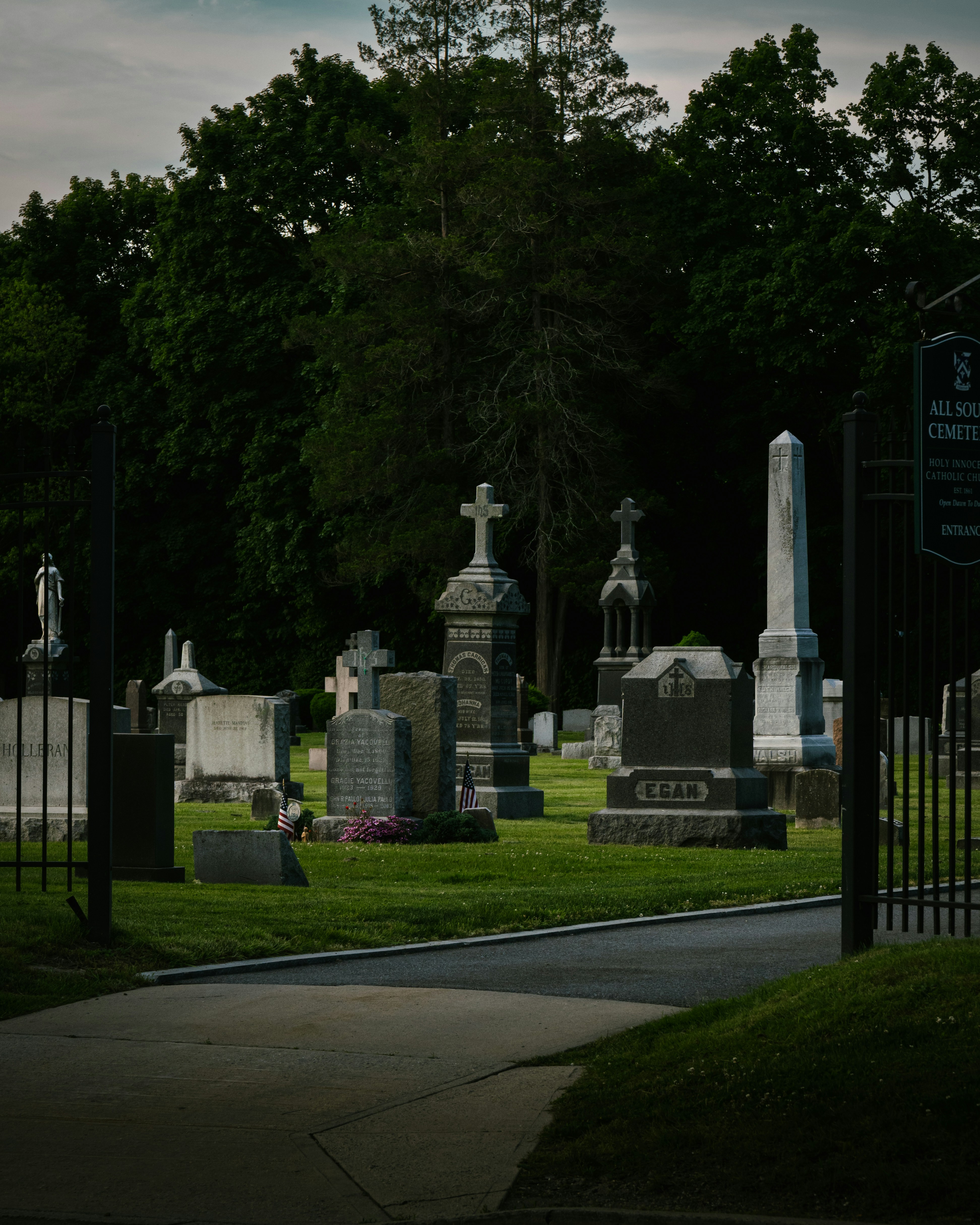 Foto Pemakaman dengan banyak nisan dan salib – Gambar Manusia Gratis di ...