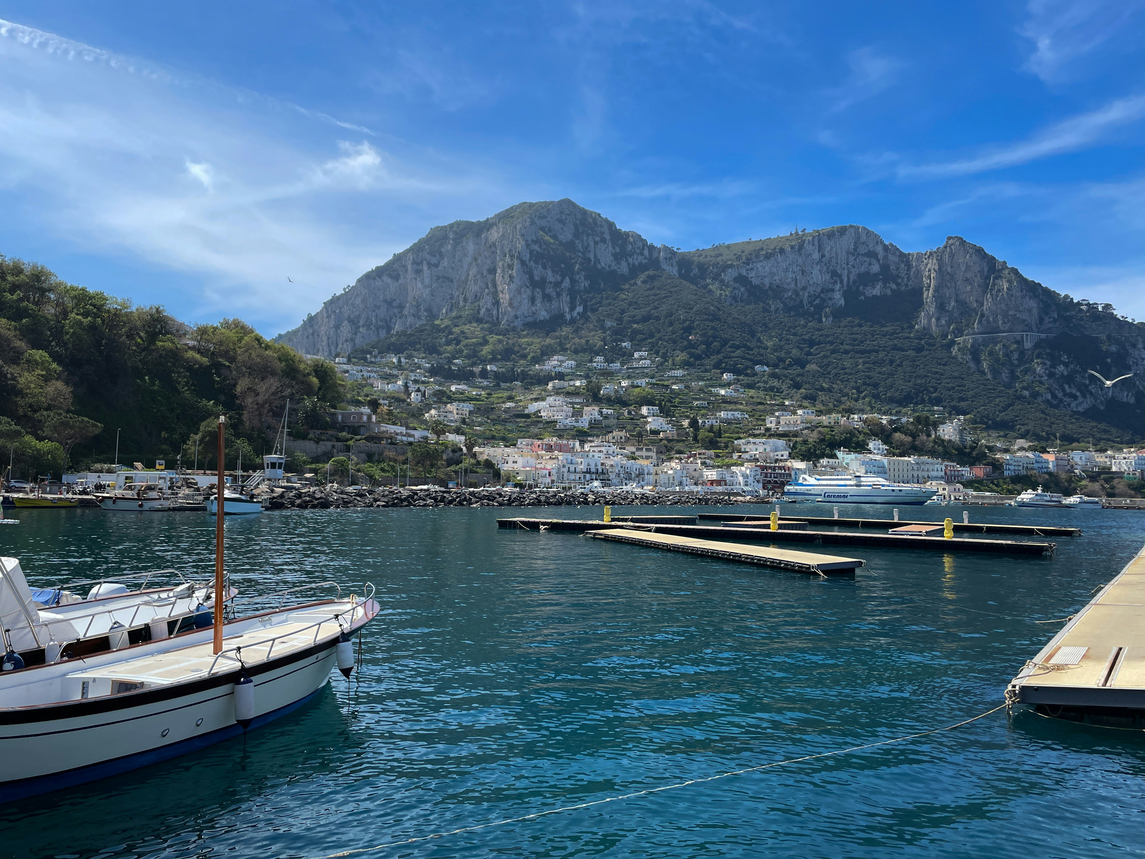 Un par de botes que están en el agua foto – Imagen de Capri gratuita en ...