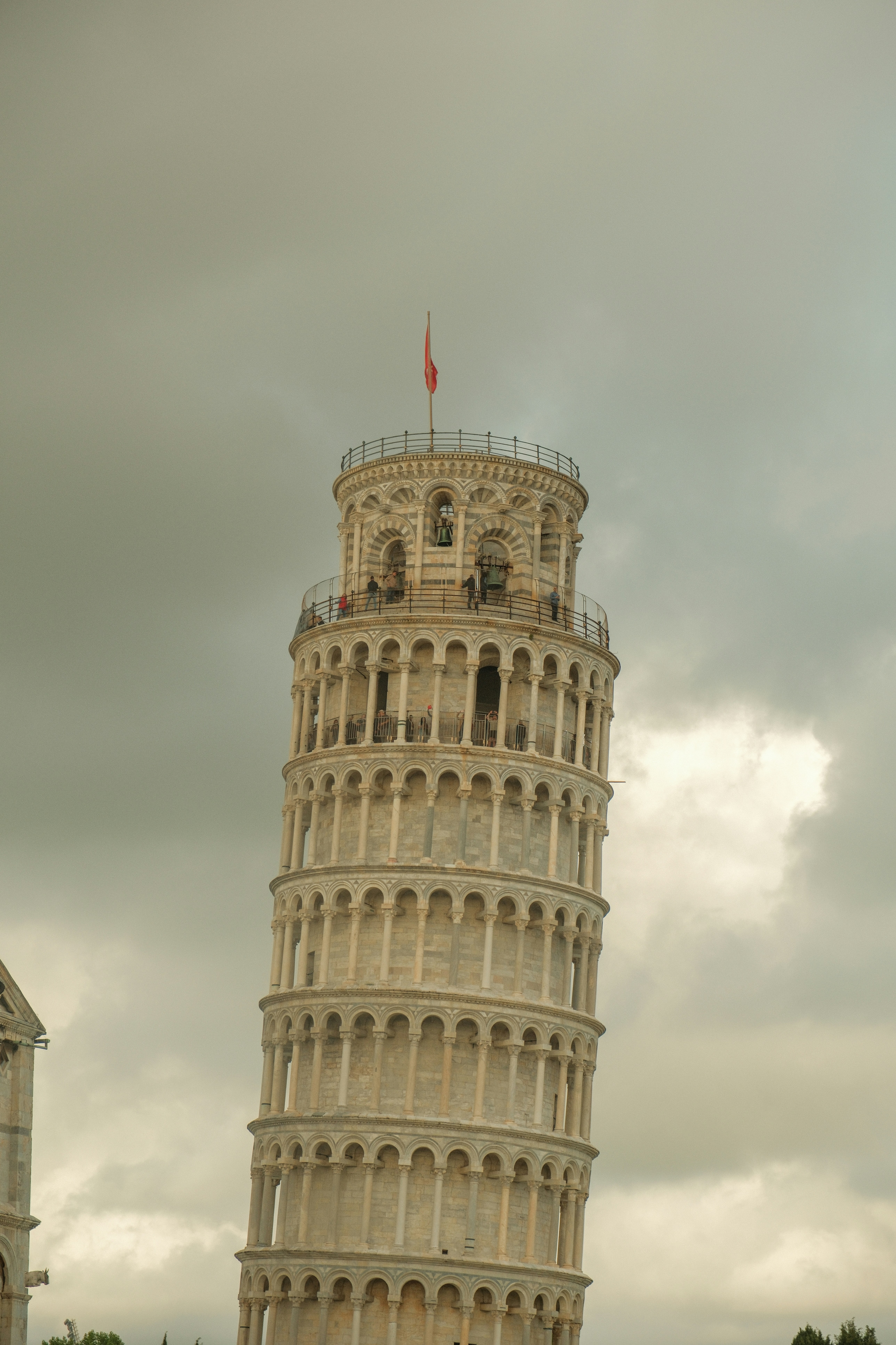 Leaning Beacon: Pisa’s Tower Reaches Toward a Cloudy Sky