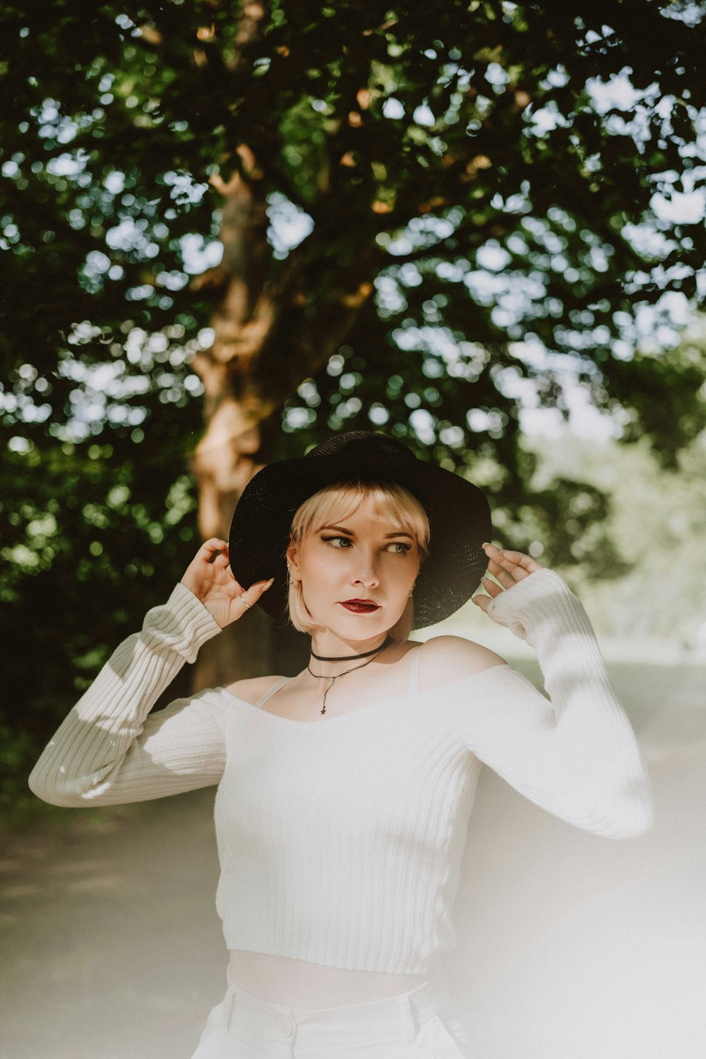 Une femme portant un chapeau et un haut blanc photo – Image gratuite de ... Une femme portant un chapeau et un haut blanc photo – Image gratuite de ...