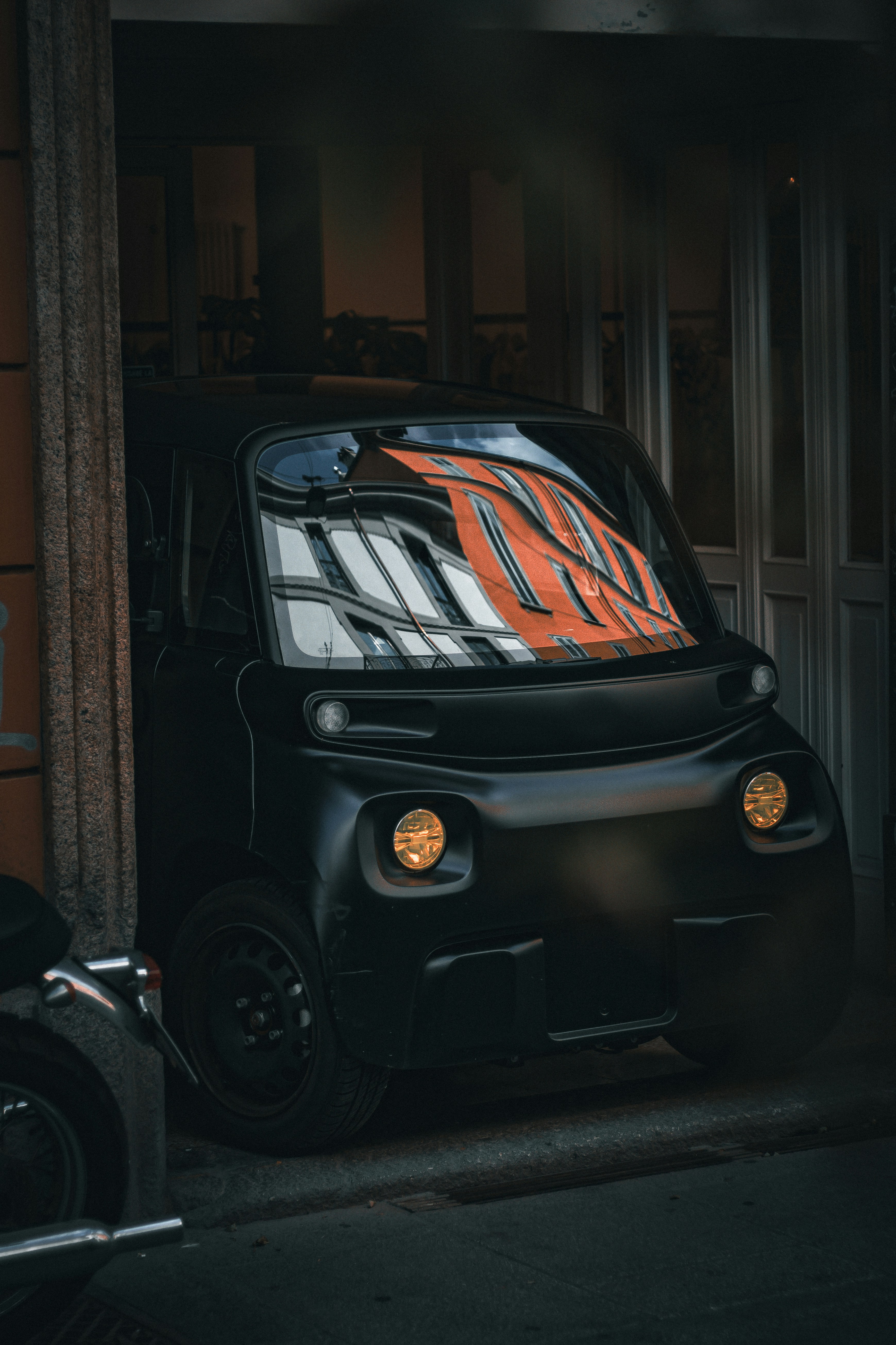 A small black car parked in front of a building photo – Free Milan ...