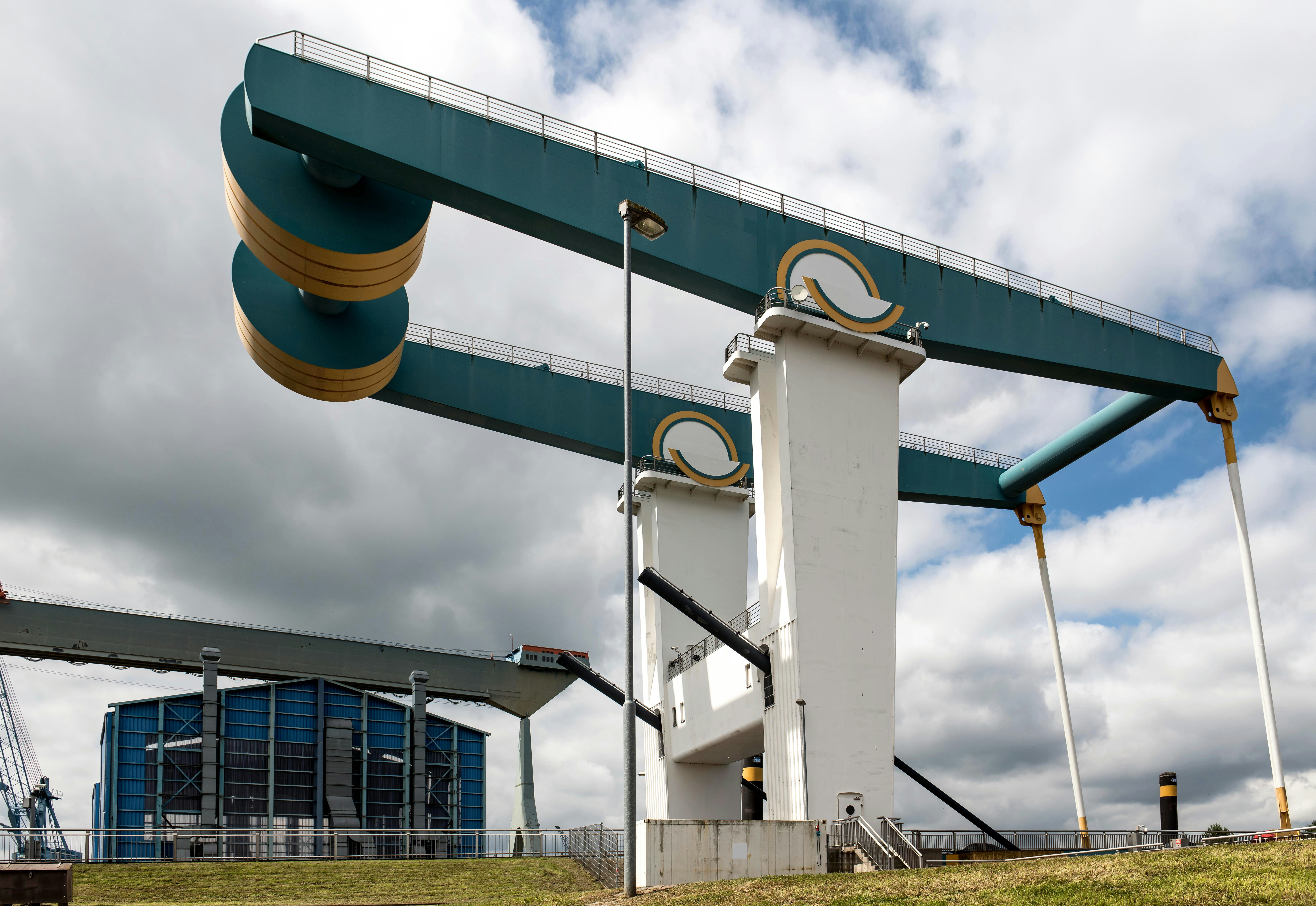 A tall white and green structure with a sky background photo – Free ...