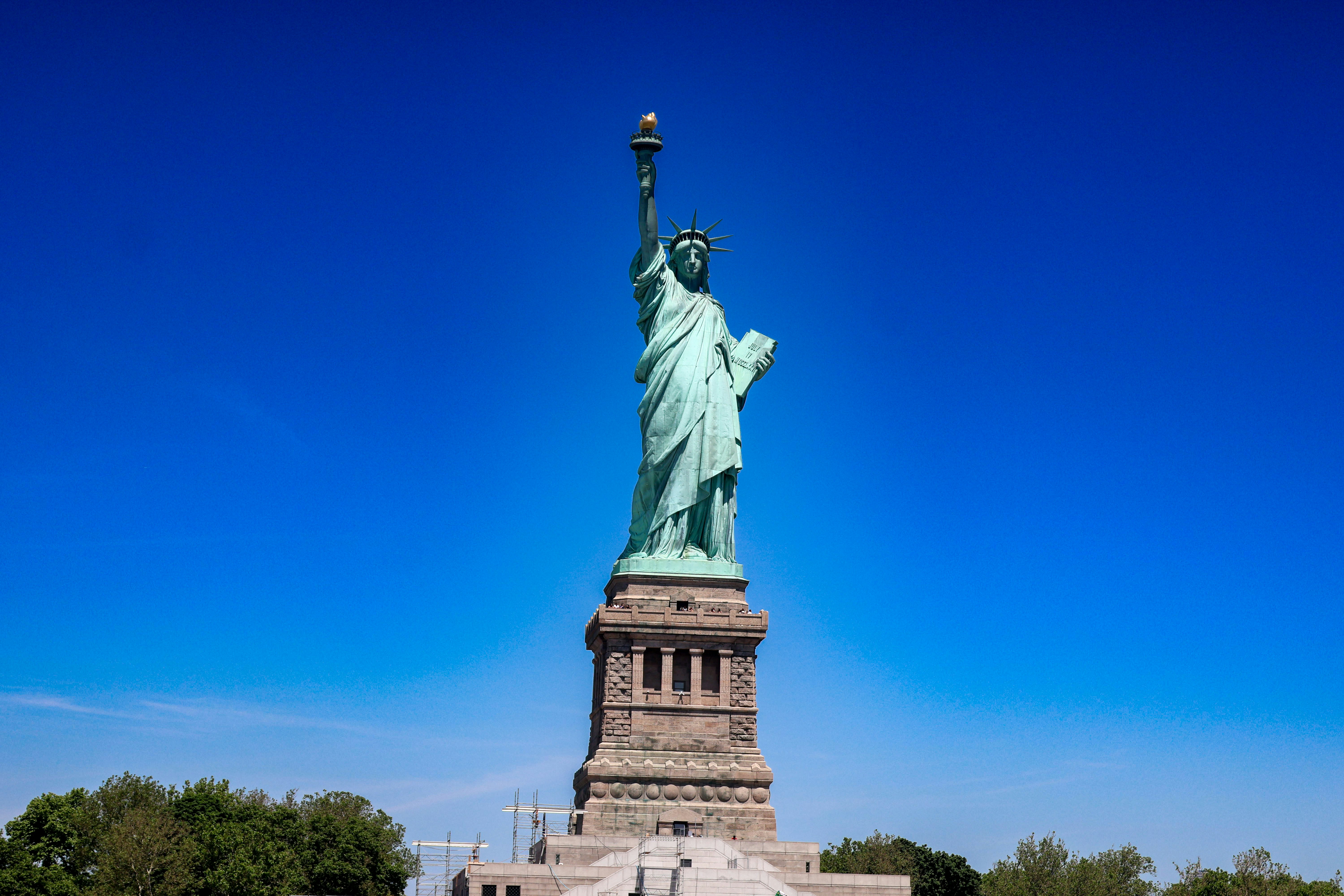 La statue de la Liberté se dresse au milieu d’un parc photo – Image ...