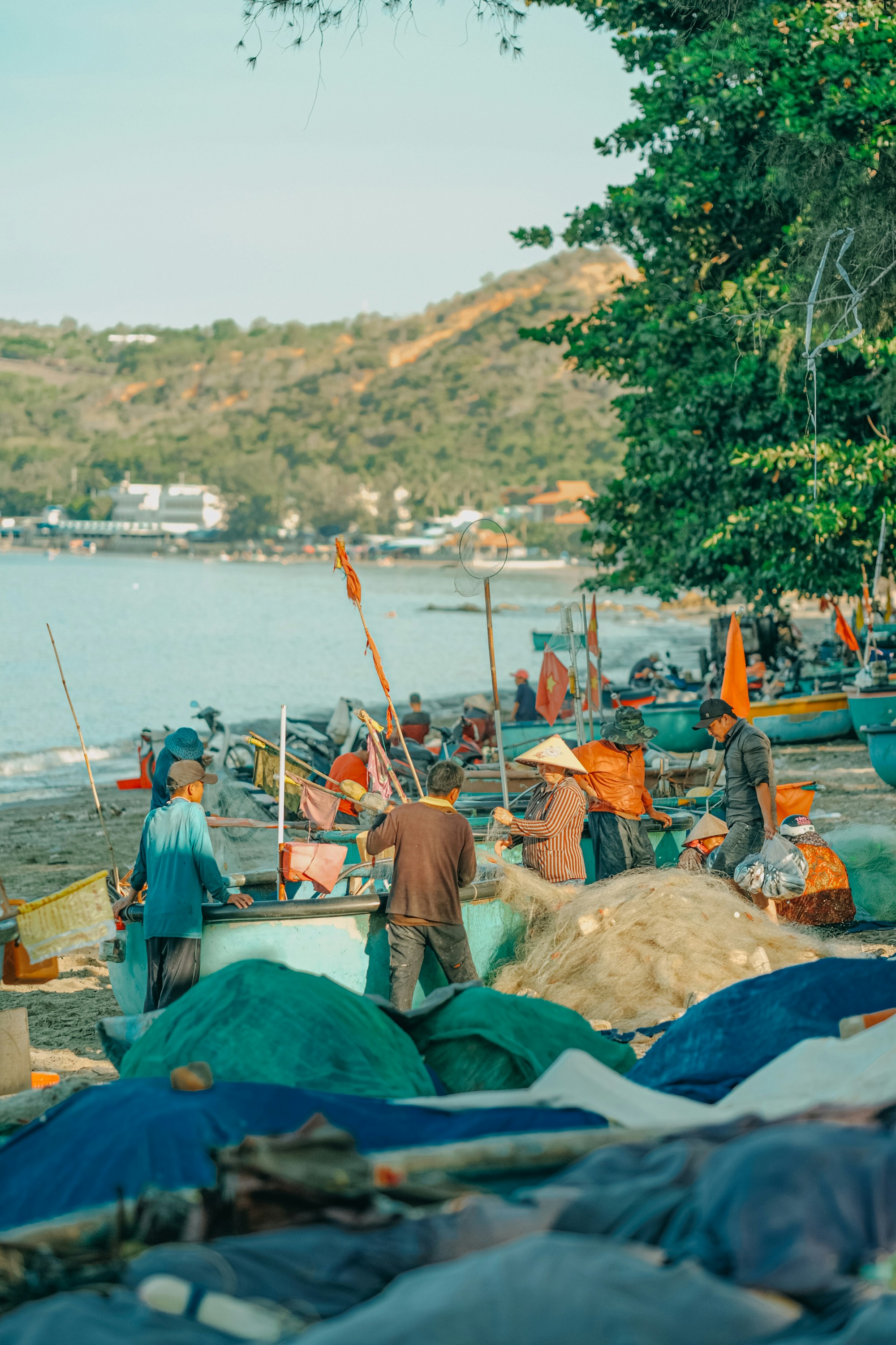 A group of people standing on top of a sandy beach photo – Free Beach ...