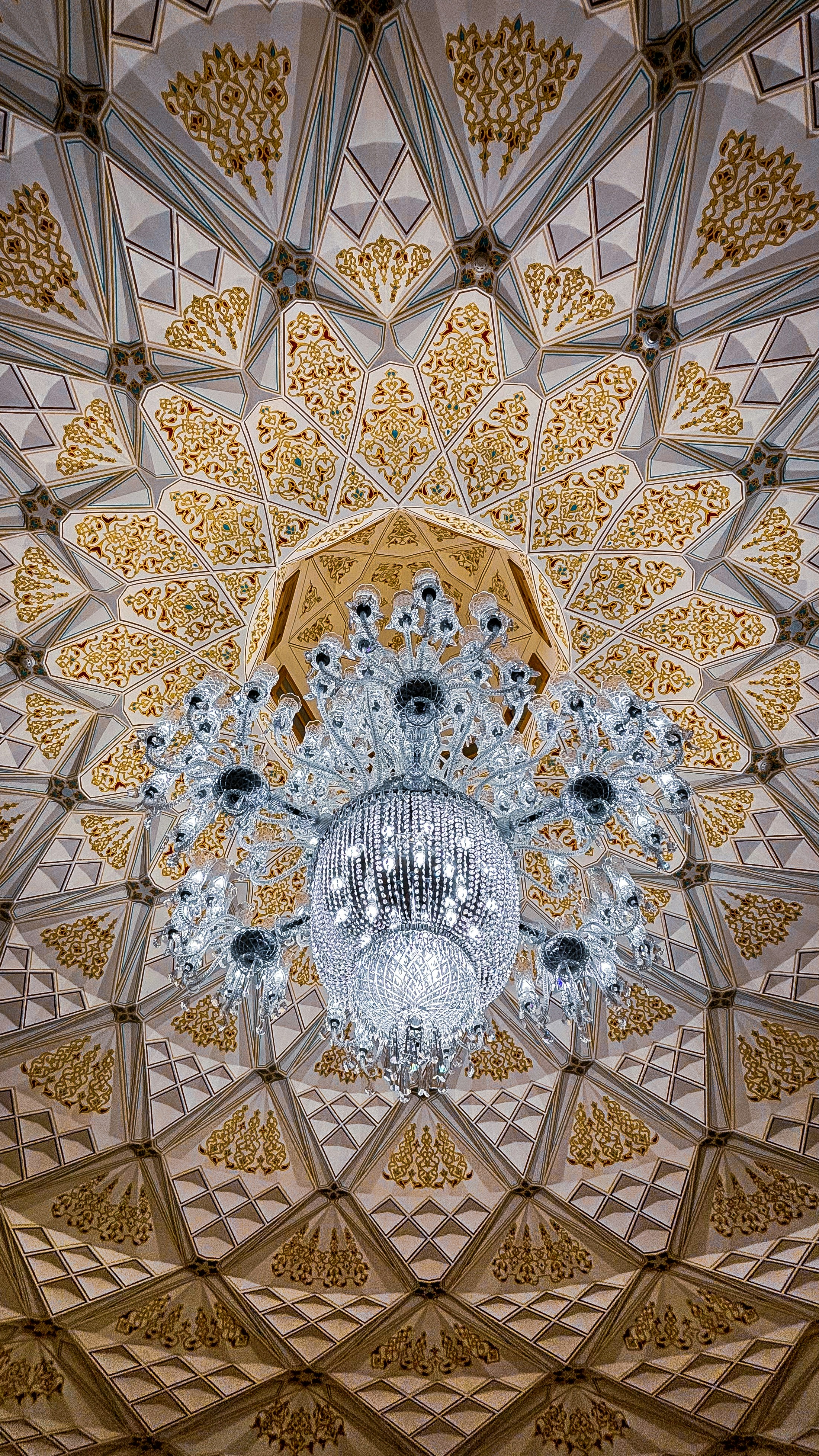 A chandelier hanging from the ceiling of a building photo – Free Tehran ...