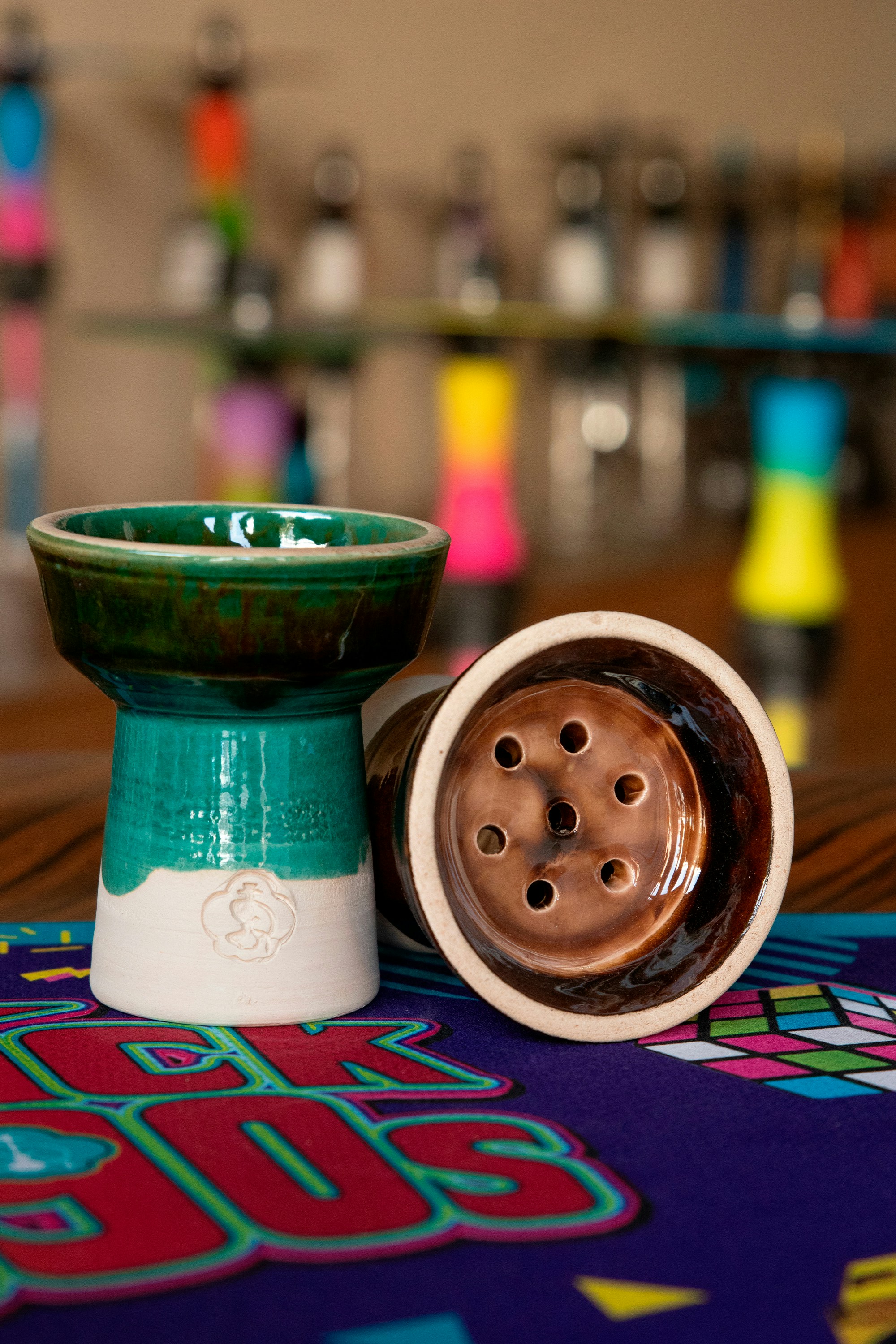 Un bol en céramique avec un bouton posé sur une table photo – Image ...
