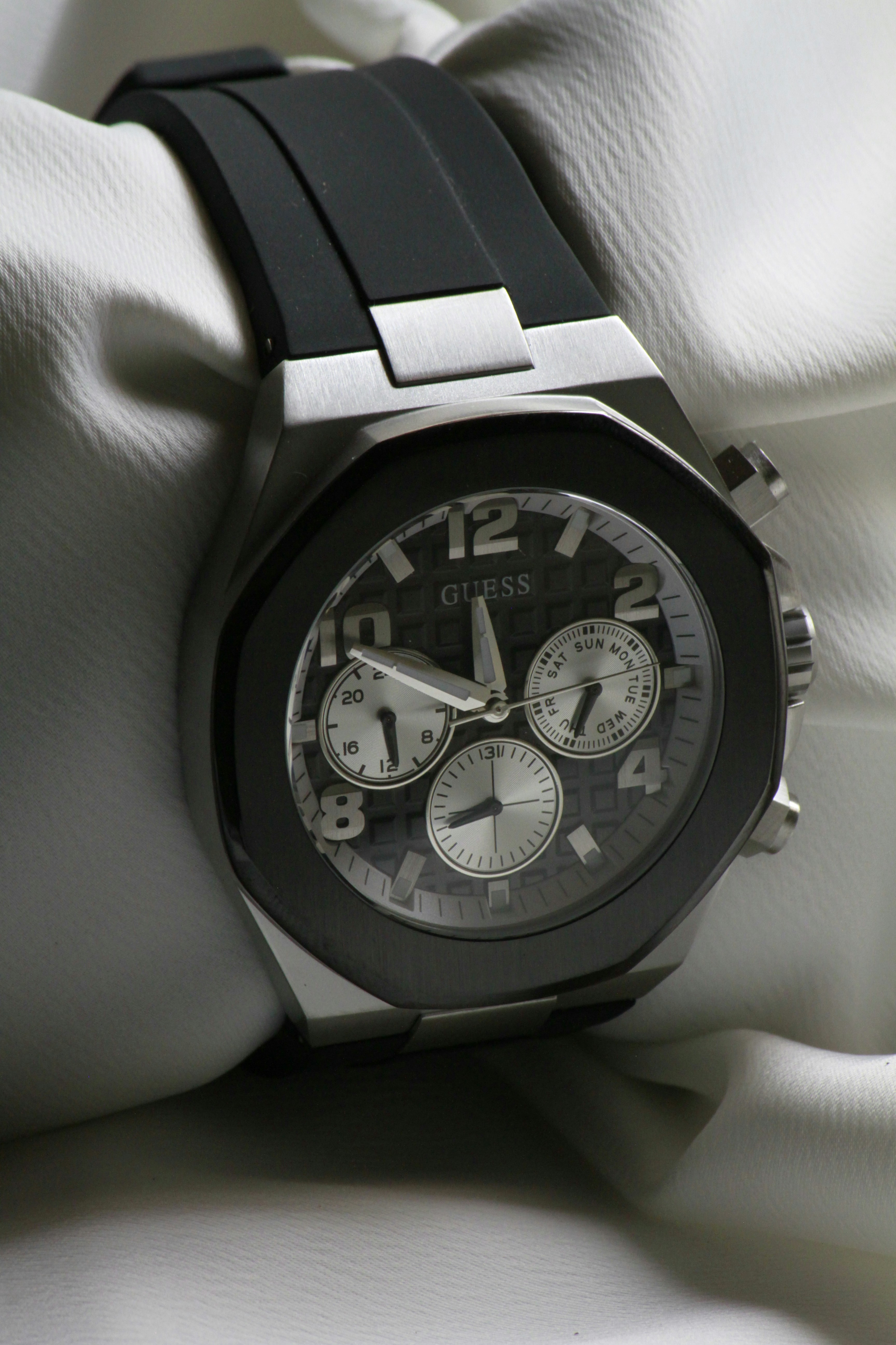 Reloj de pulsera Guess con caja de acero inoxidable.