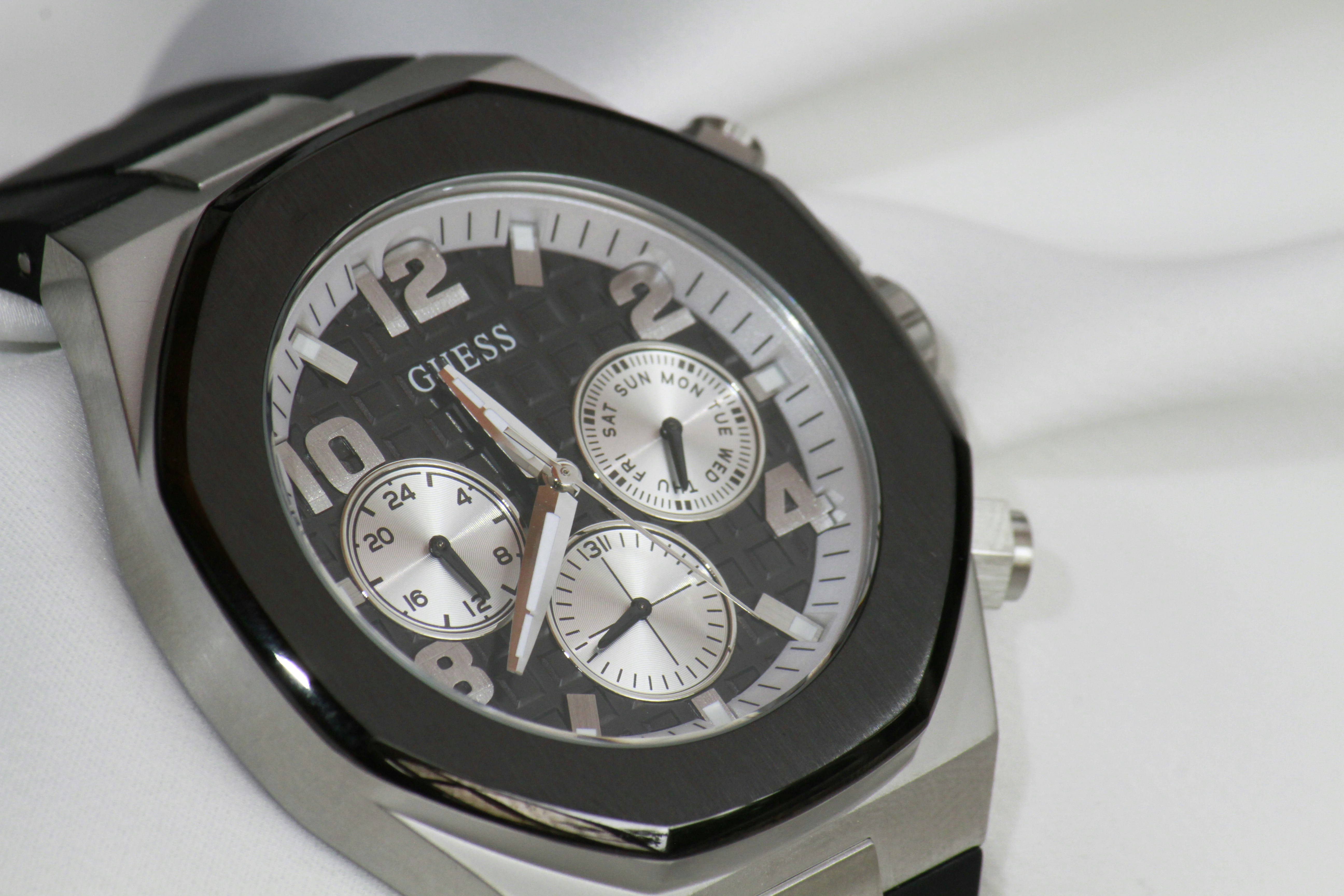 Geometric Timekeeper: A Guess Chronograph Resting on Soft Fabric