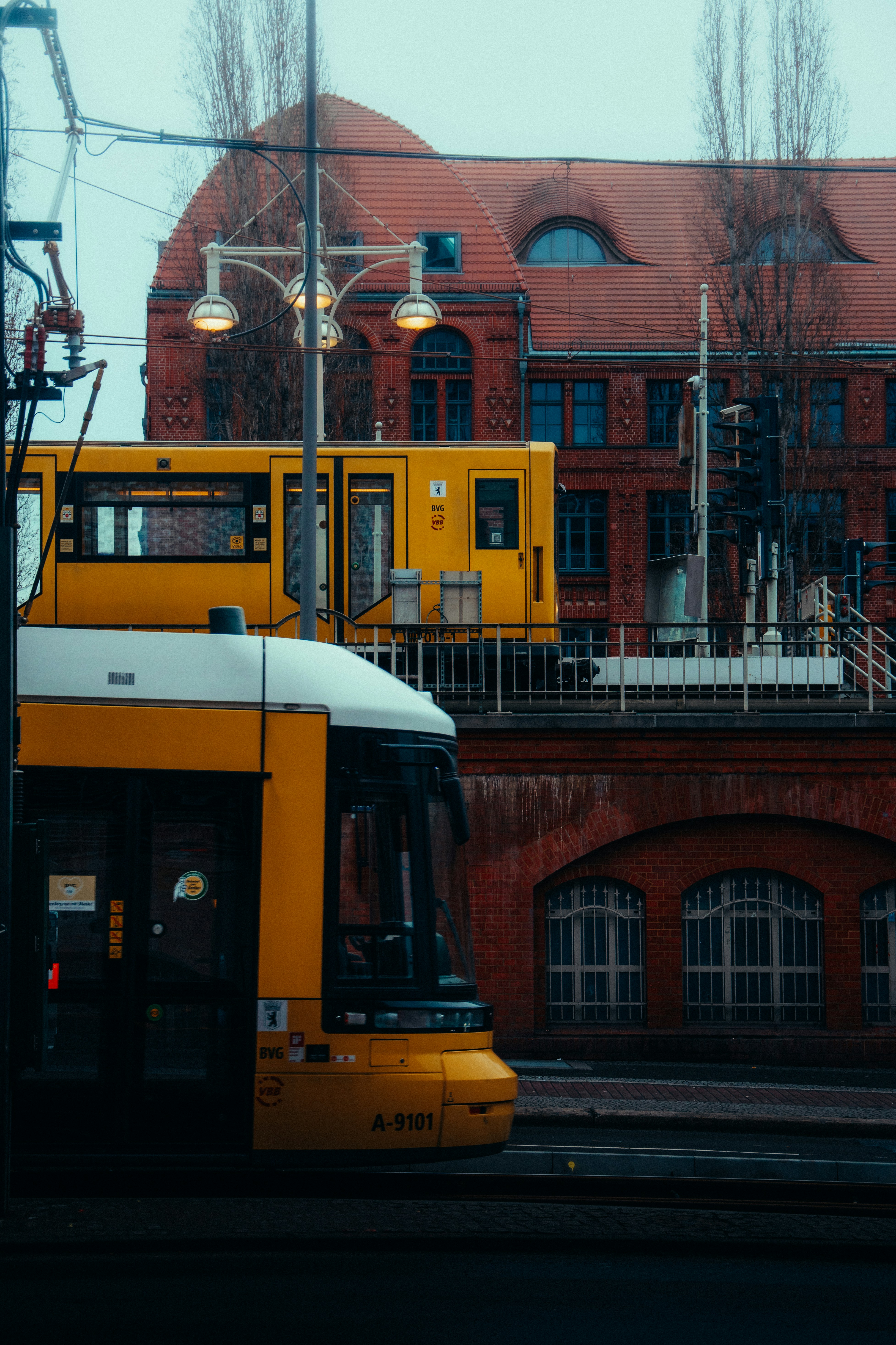 Foto Sebuah bus kuning dan putih diparkir di depan sebuah gedung ...
