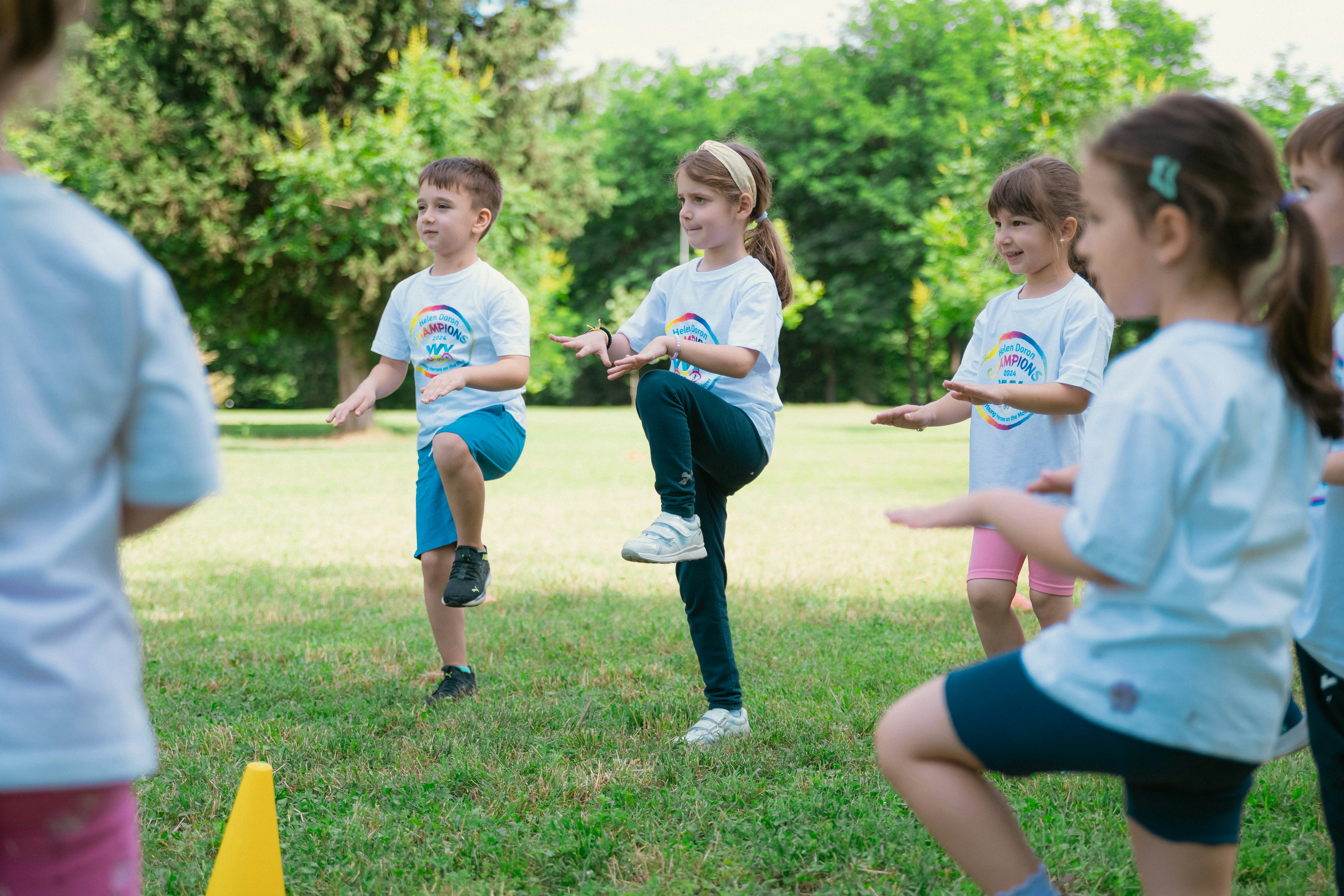 A group of young children playing a game of frisbee photo – Free Person ...