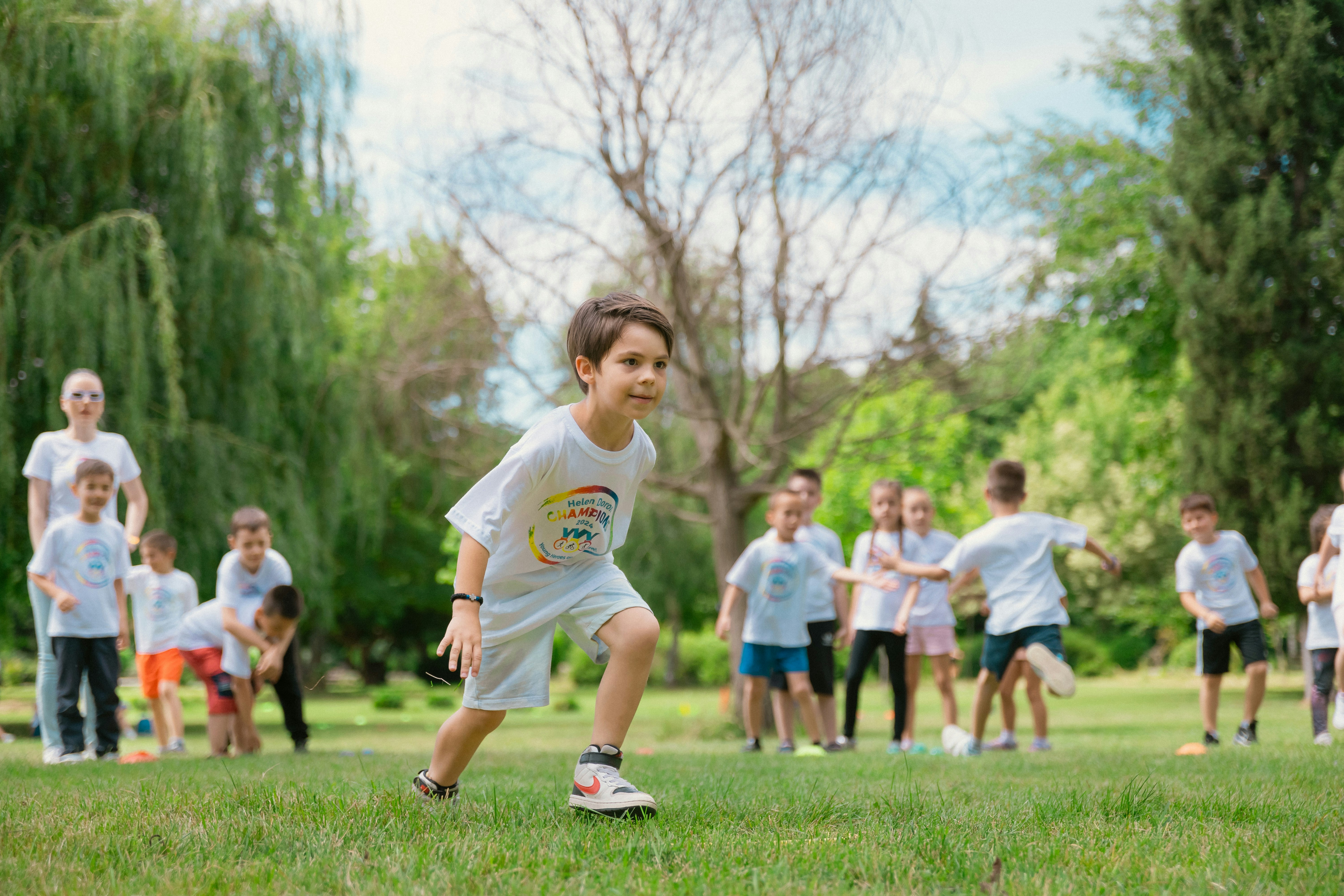 A group of young children playing a game of frisbee photo – Free Human ...
