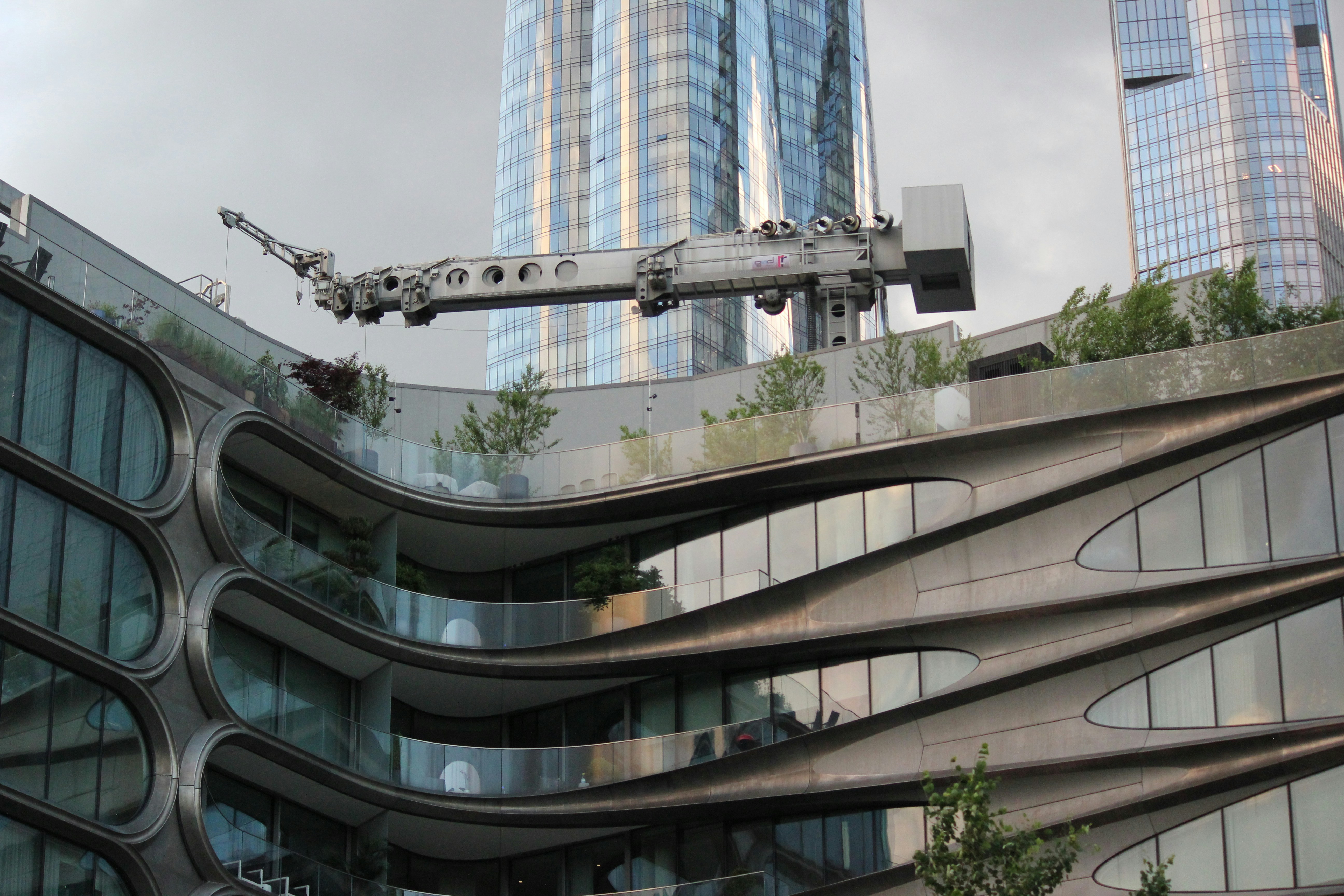 Curves in Steel: A Modern Facade Split by Concrete Wave