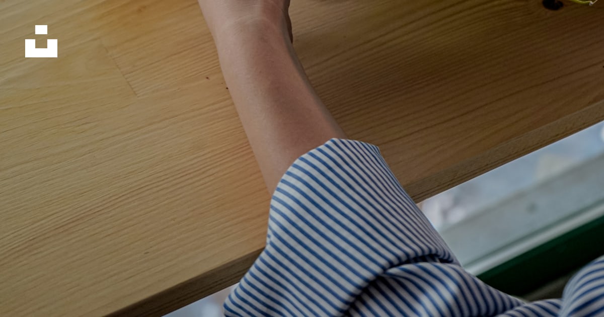 노트북 앞에 책이 있는 테이블에 앉아 있는 사람 사진 Unsplash의 무료 가구 이미지