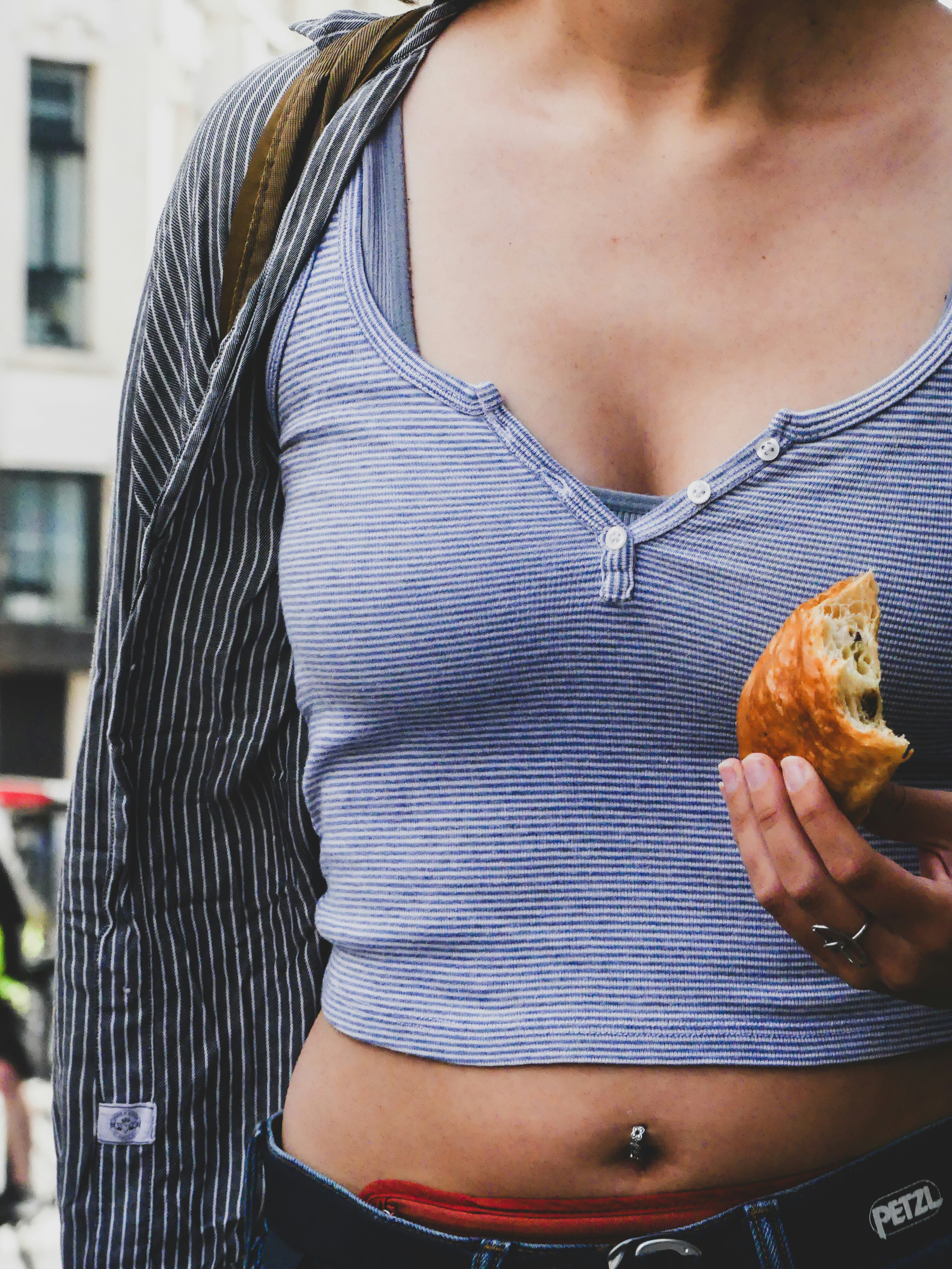 Casual bite: cropped confidence and a sunlit midriff moment