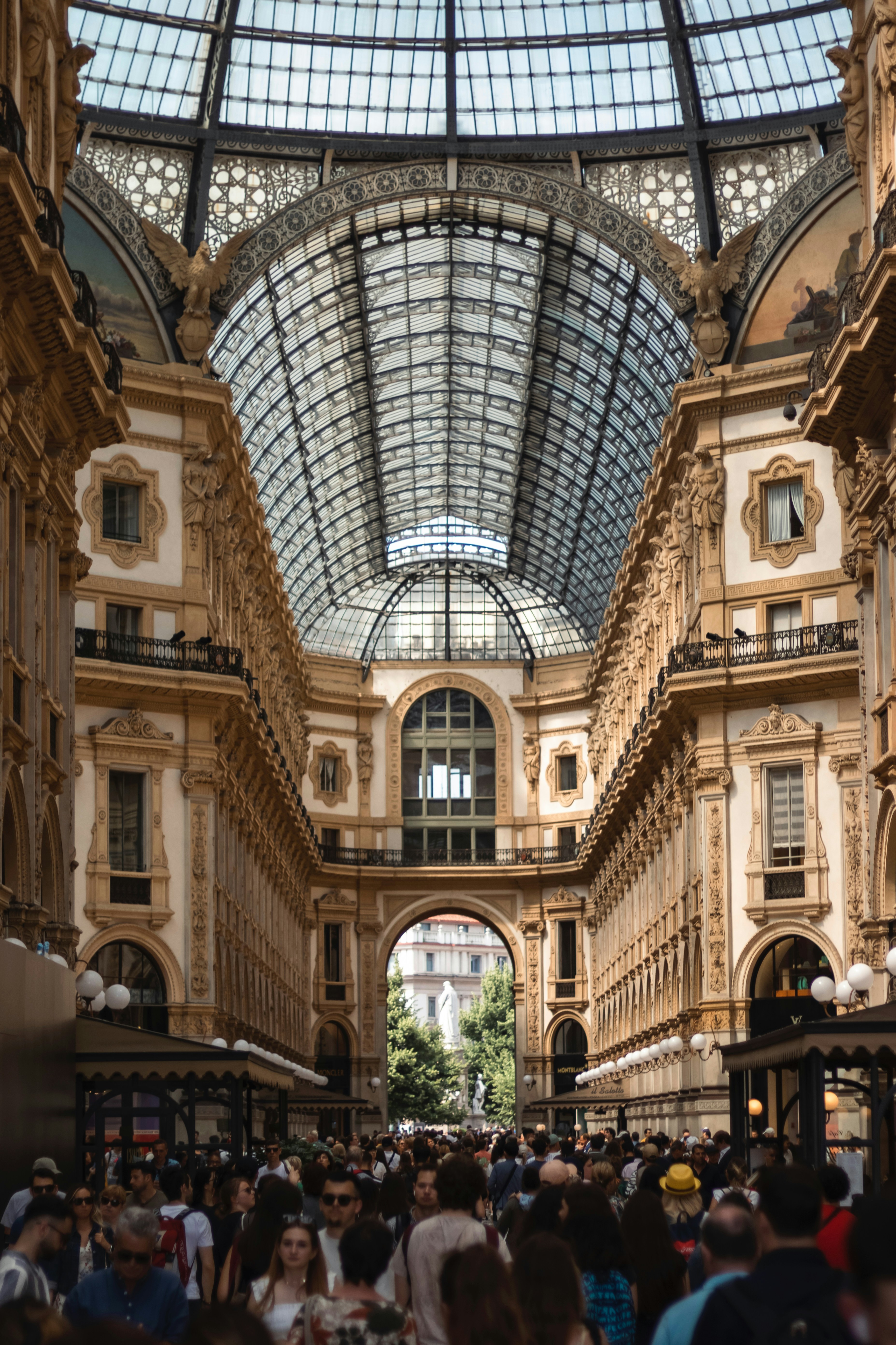 A large group of people inside of a building photo – Free Italy Image ...