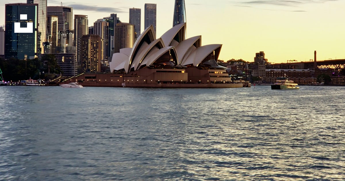도시 근처의 물 속에 있는 큰 배 사진 Unsplash의 무료 뉴 사우스 웨일즈new South Wales 이미지