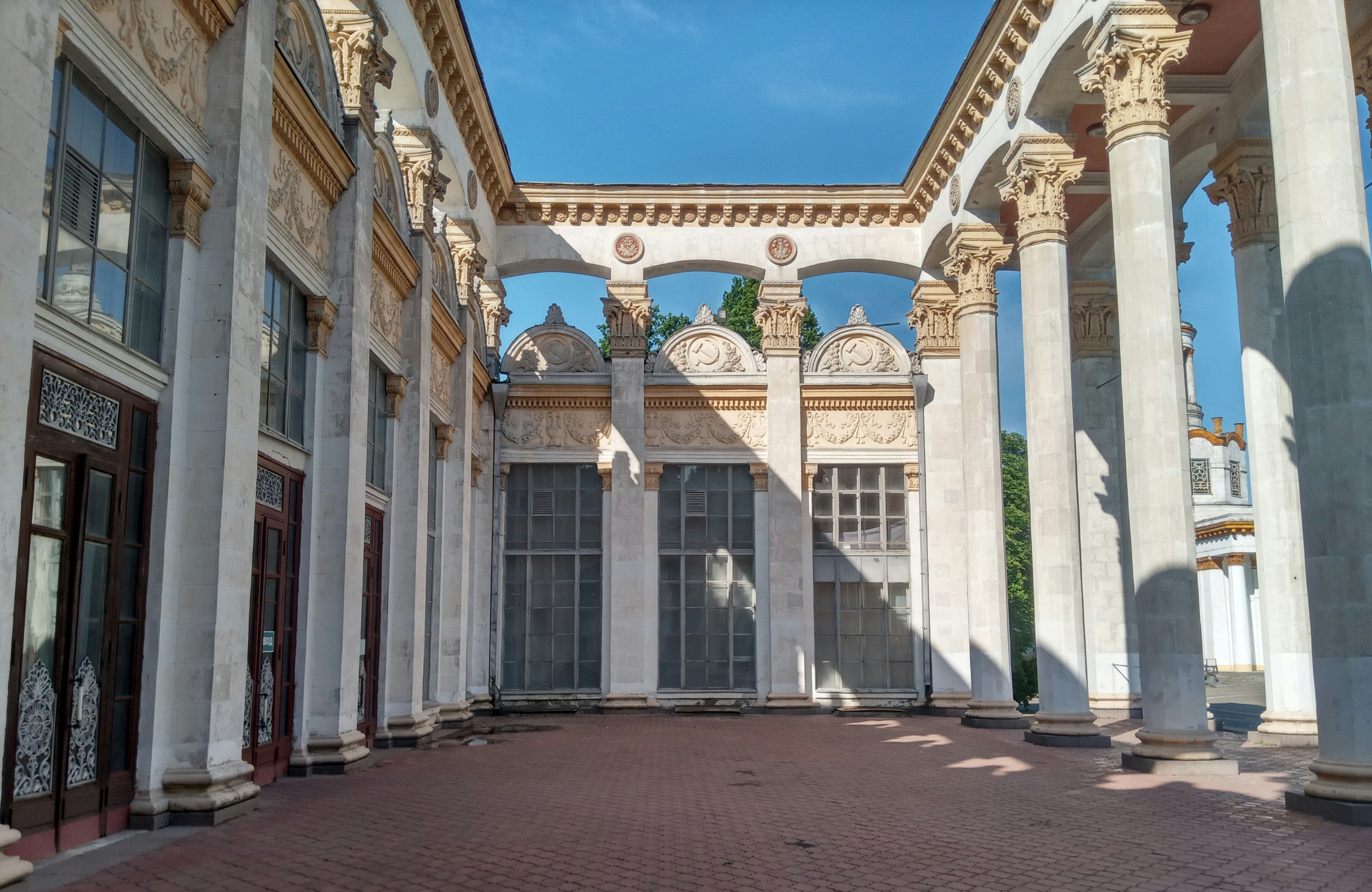 Pavilion "Technical Crops" of Exhibition of National Economic Achievements (VDNG, Expocenter of Ukraine), Kyiv. Атриум павильона "Технические культуры" ВДНХ (Экспоцентр Украины), Киев.
