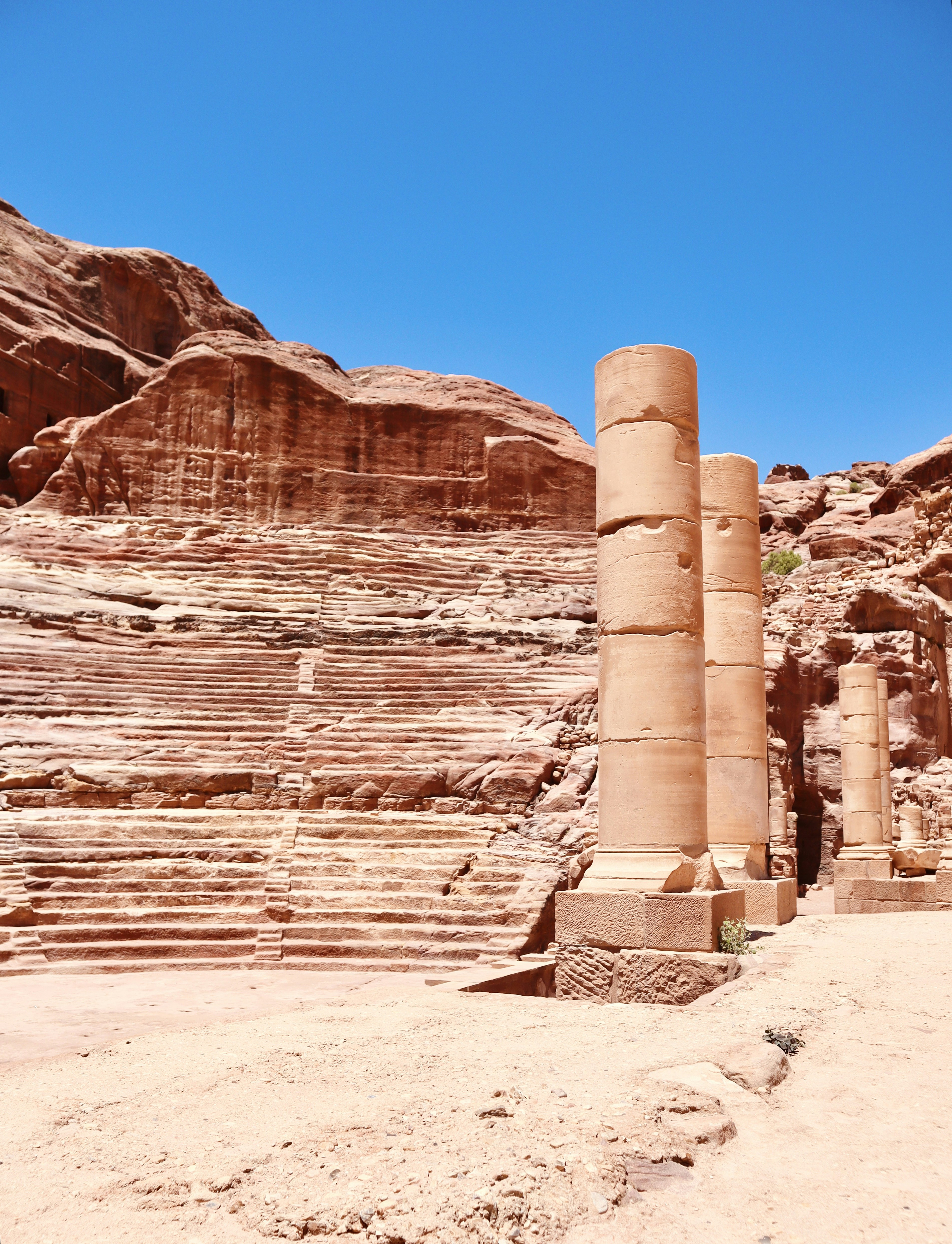 A large stone pillar sitting in the middle of a desert photo – Free ...