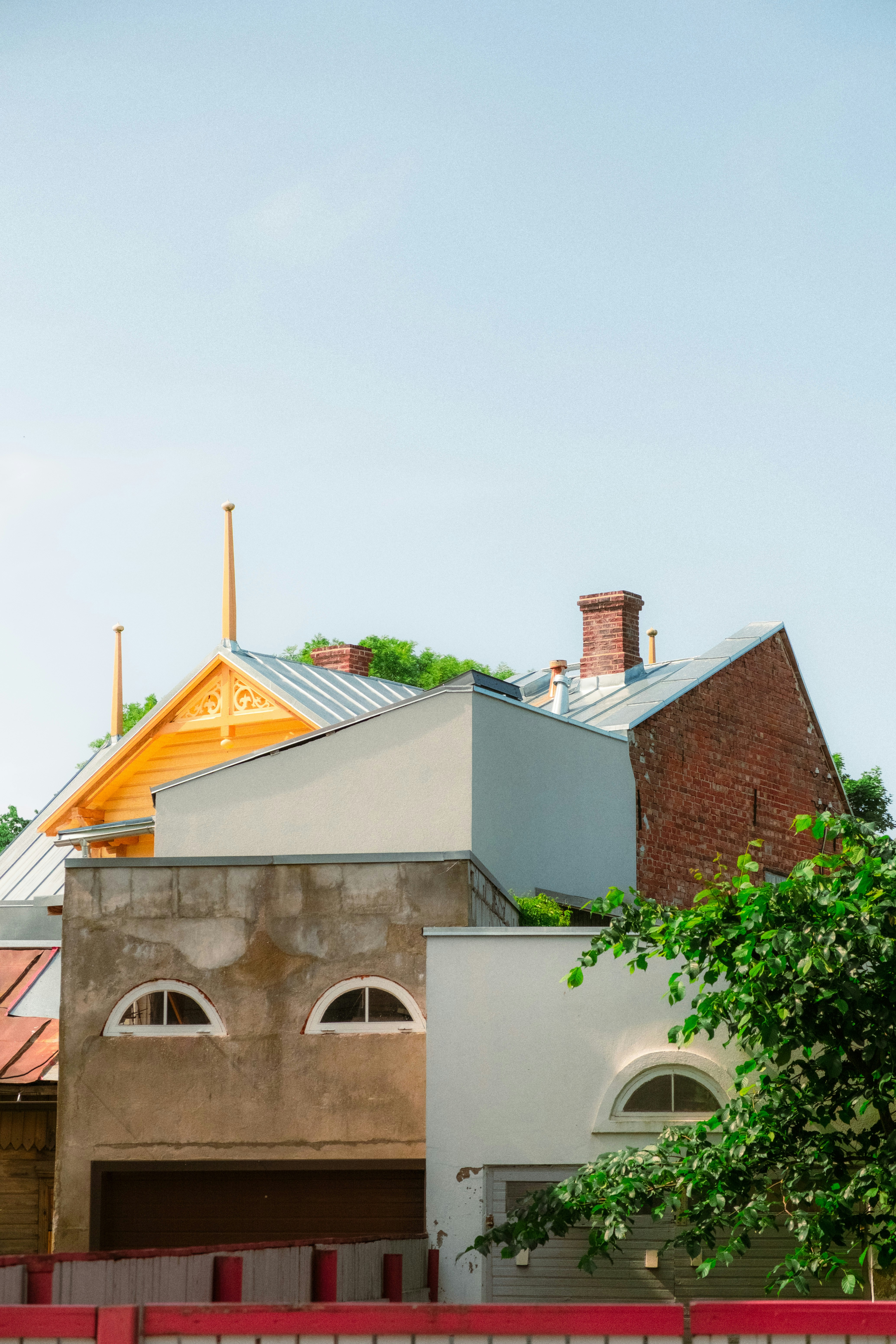 Sunlit Gable Row: Quiet Urban Facades Under a Clear Sky