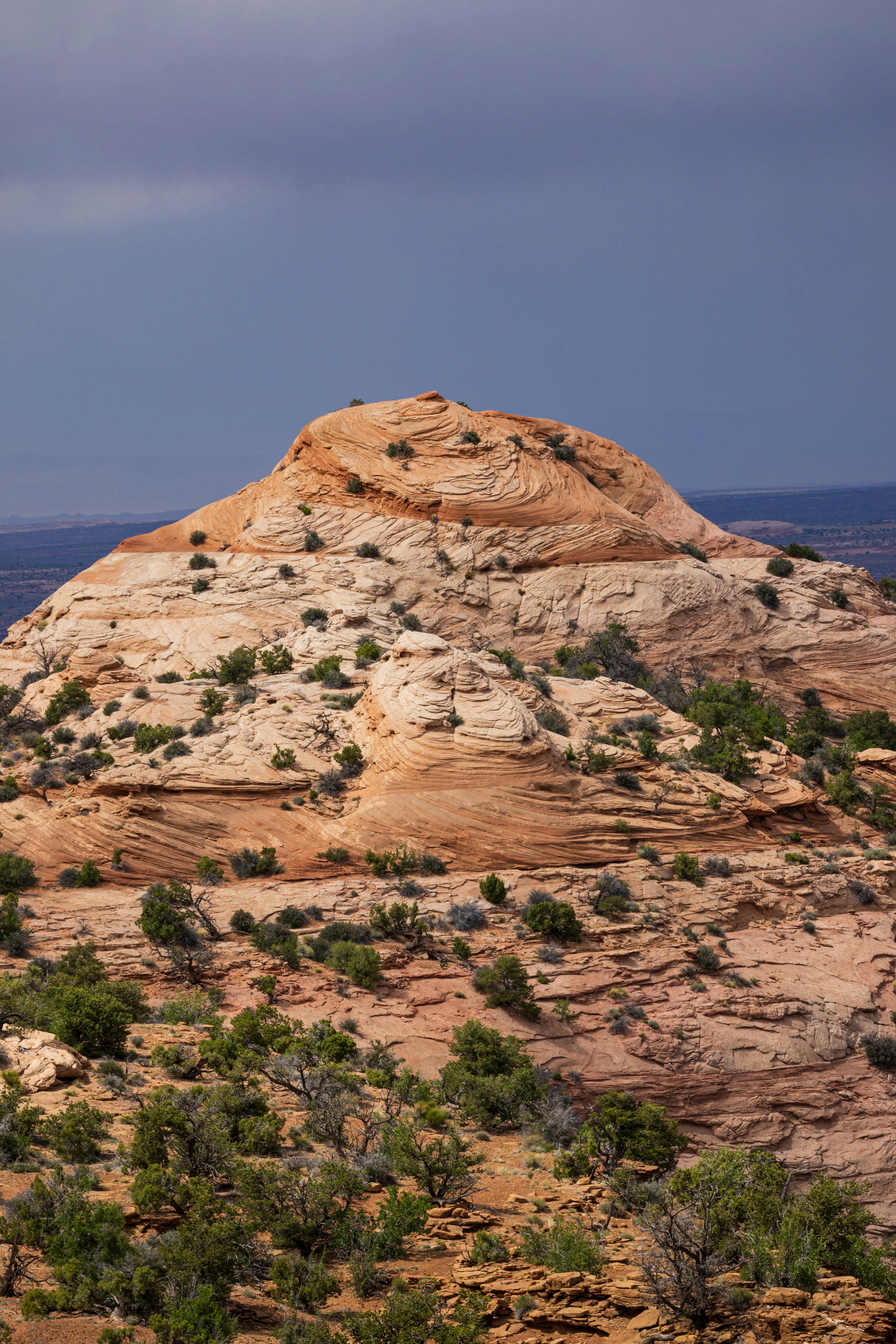 Une grande formation rocheuse au milieu d’un désert photo – Image ...