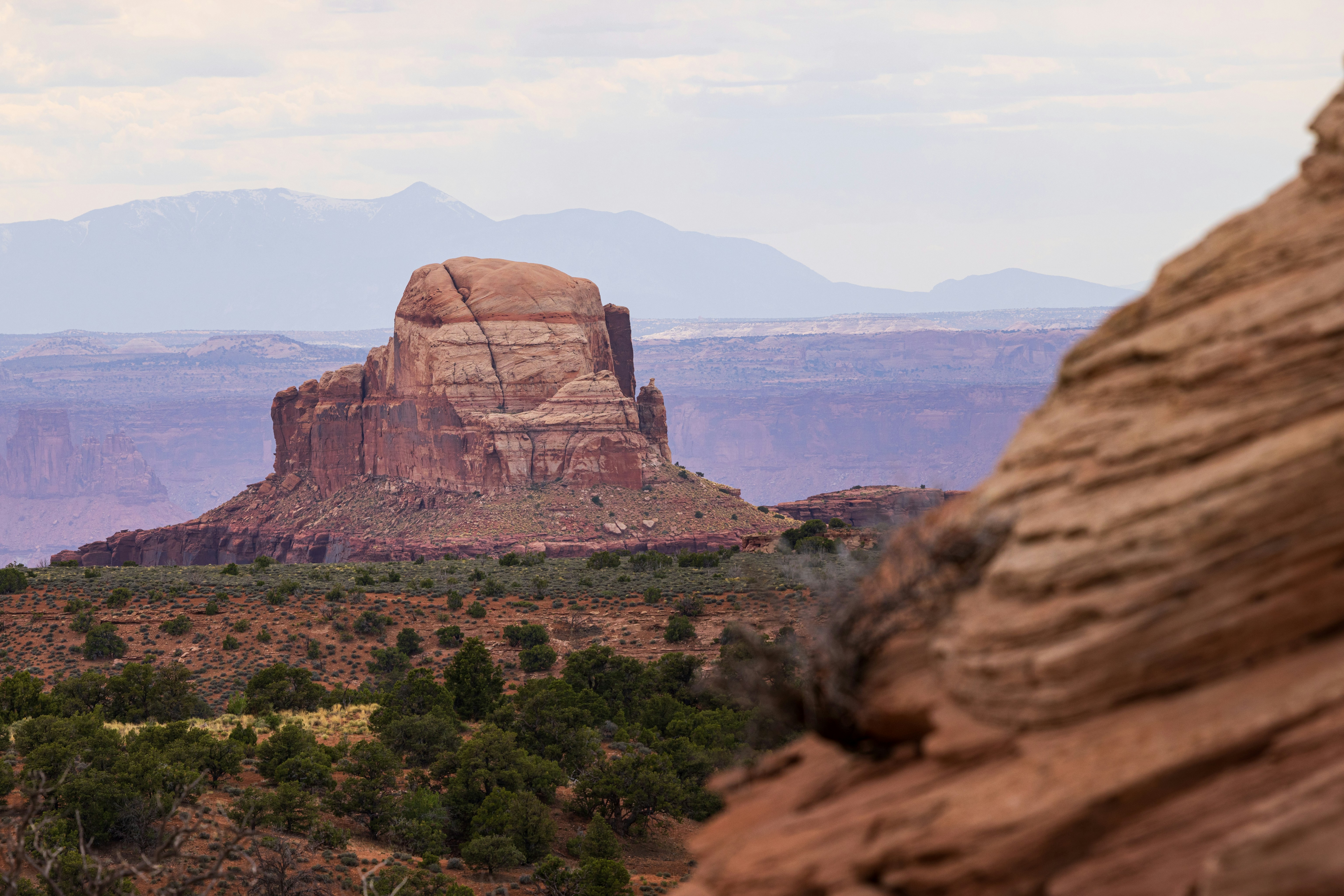 Une grande formation rocheuse au milieu d’un désert photo – Image ...